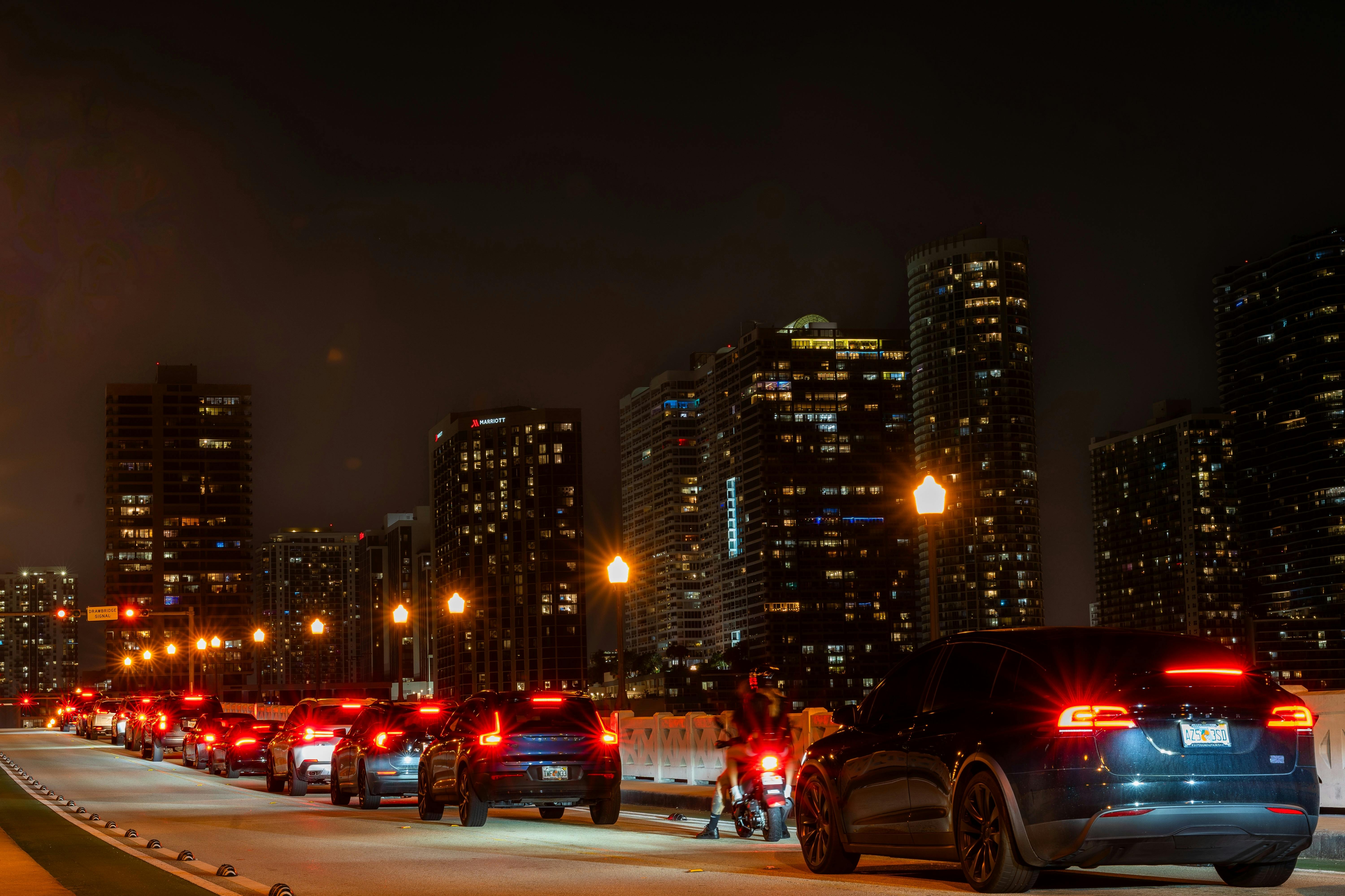 Traffic on Street in City at Night · Free Stock Photo