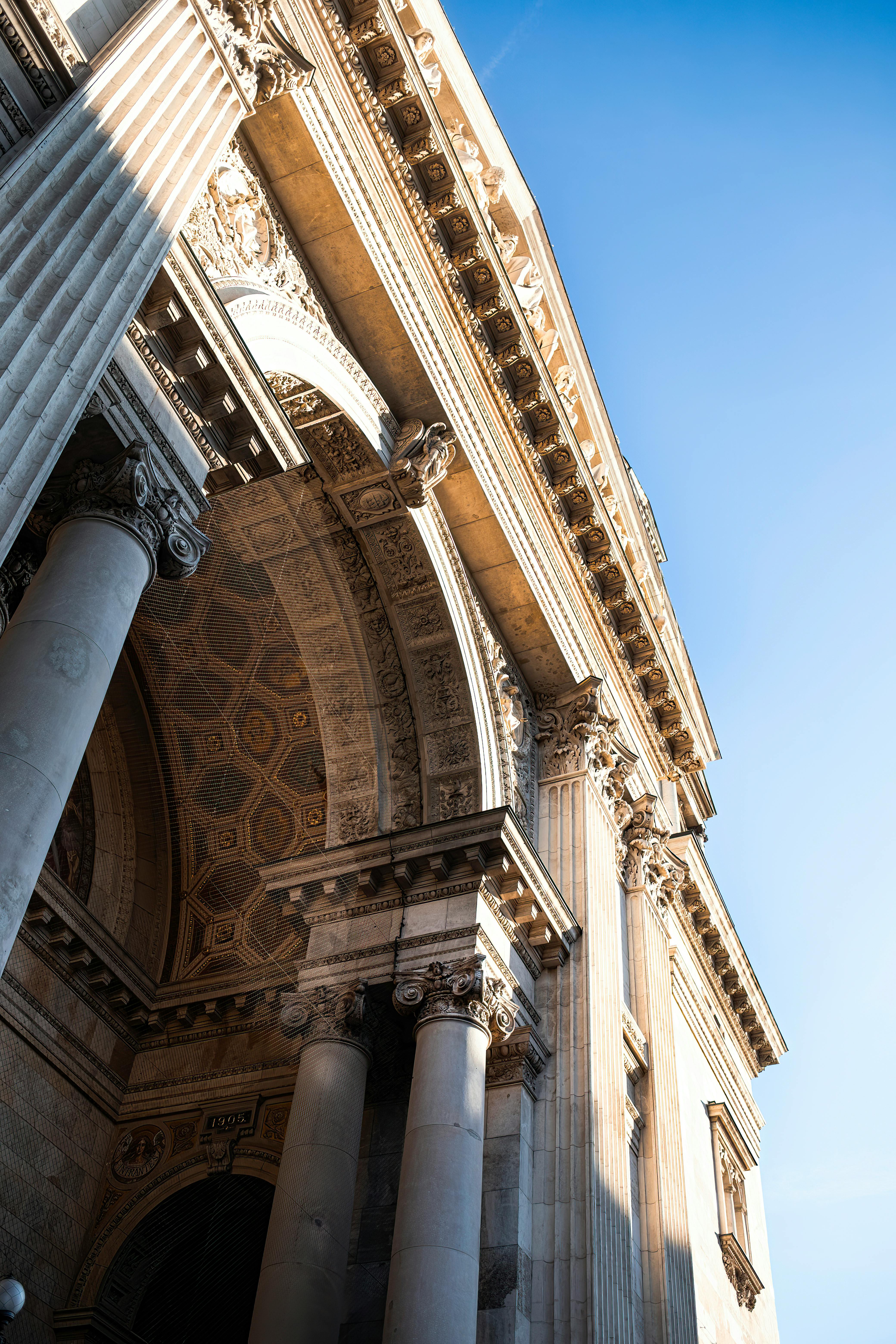 Building with Arch · Free Stock Photo