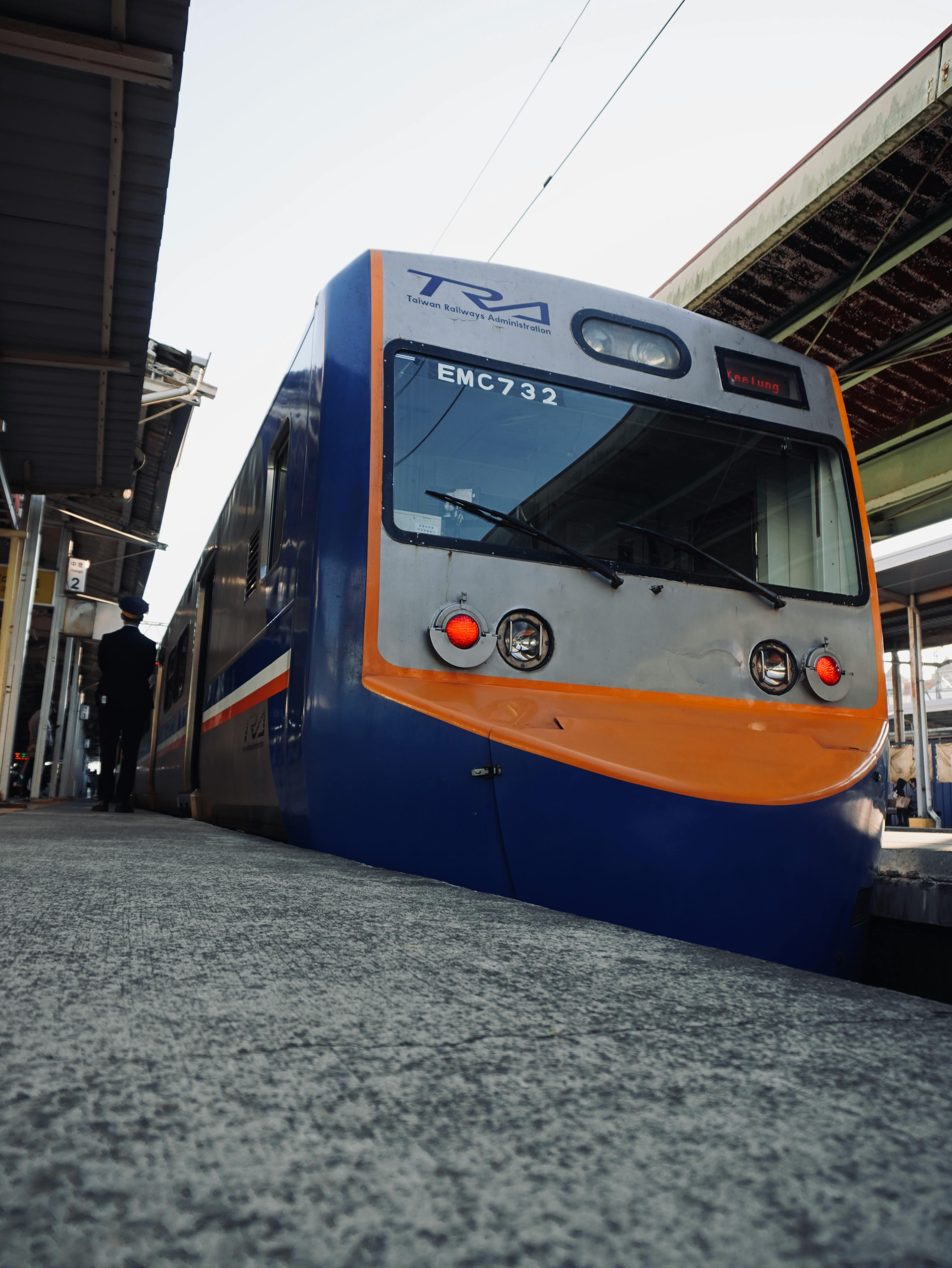 Foto de stock gratuita sobre conductor, de espaldas, de pie, estación ...