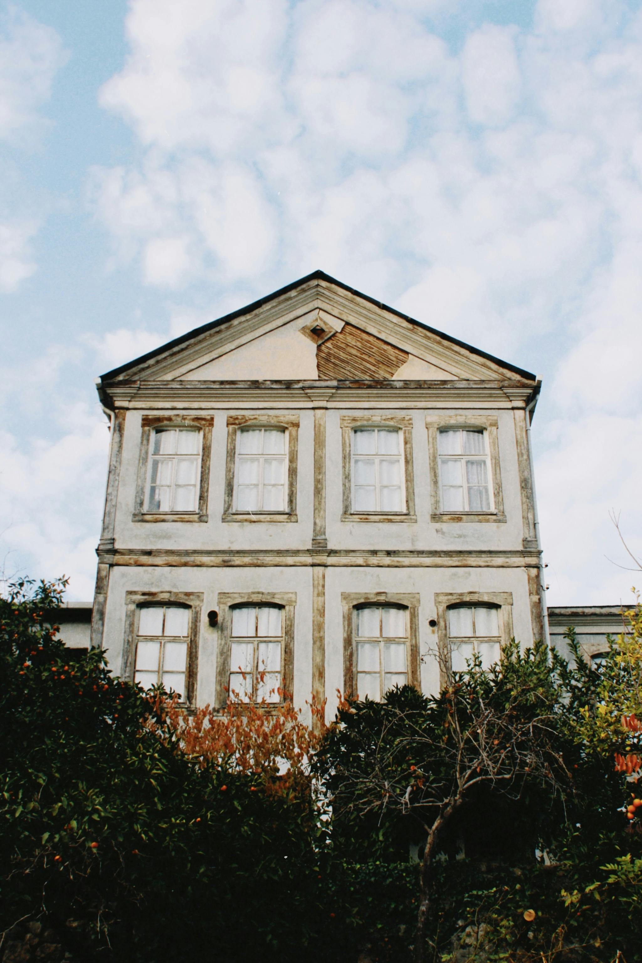 Facade of Damaged House · Free Stock Photo