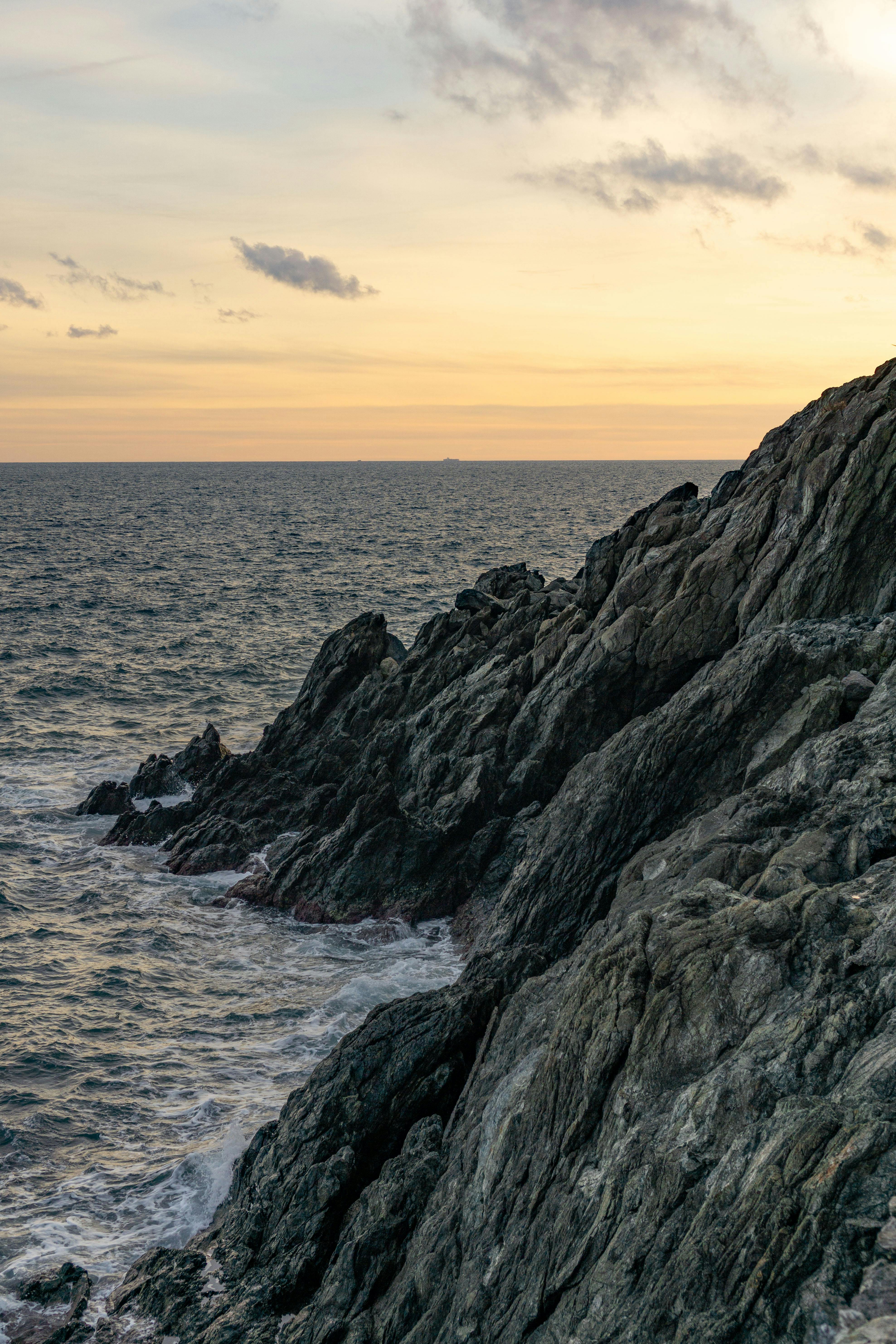 Sharp Cliff at Dusk · Free Stock Photo