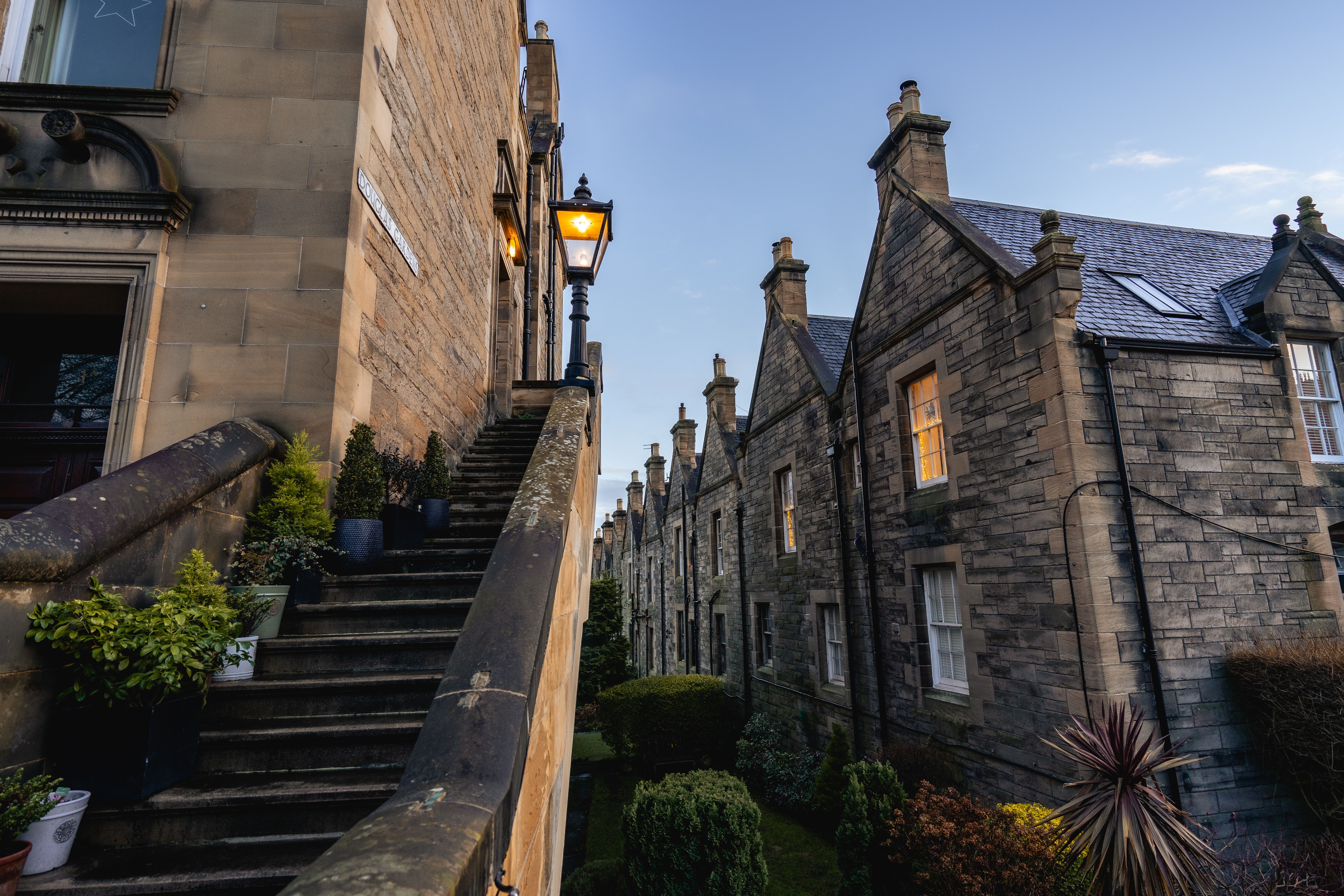 Beautiful old houses in Edinburgh Scotland. · Free Stock Photo