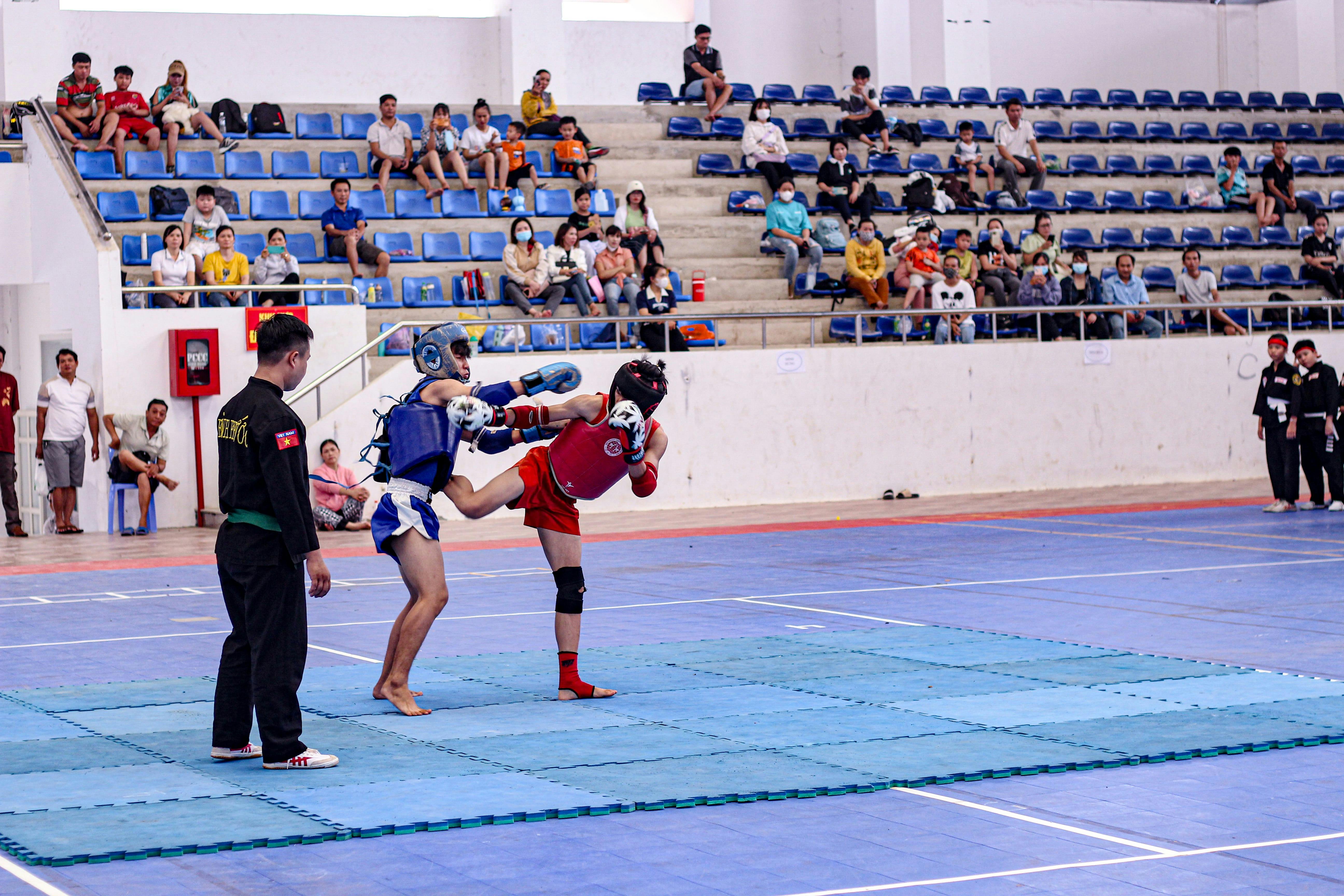Men Fighting in Kickboxing Tournament · Free Stock Photo