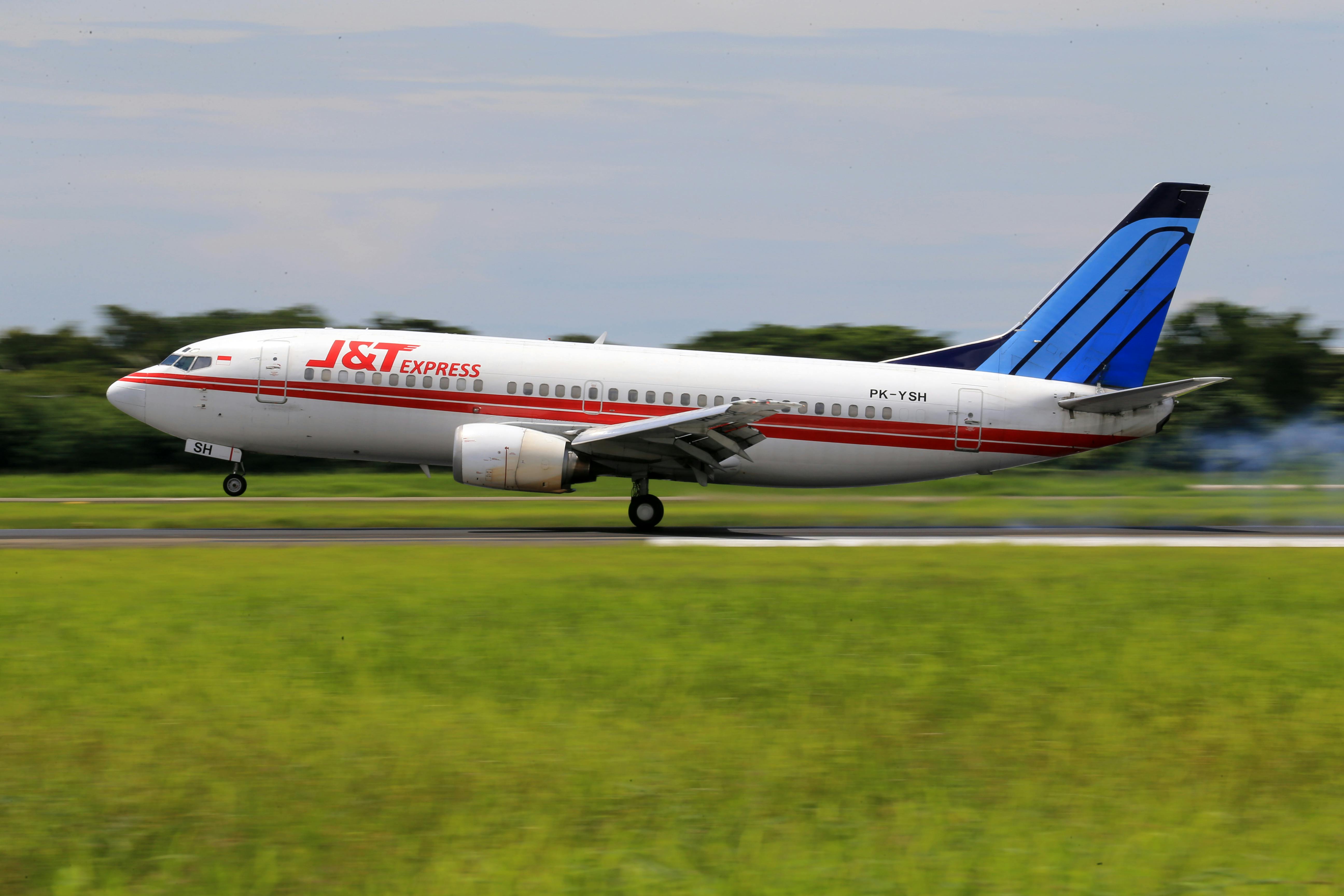 A large passenger jet taking off from a runway · Free Stock Photo