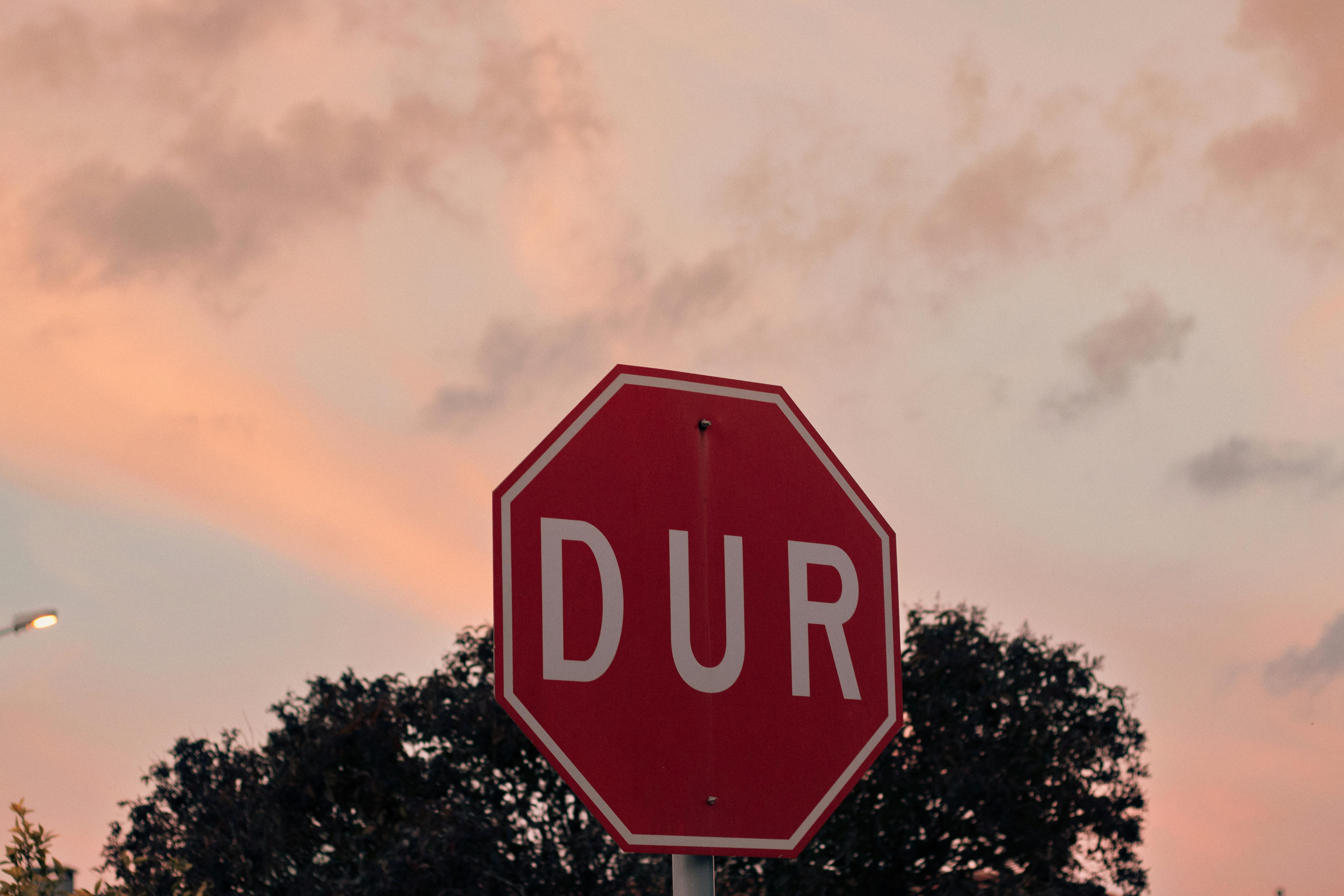 A stop sign with the word dur on it · Free Stock Photo