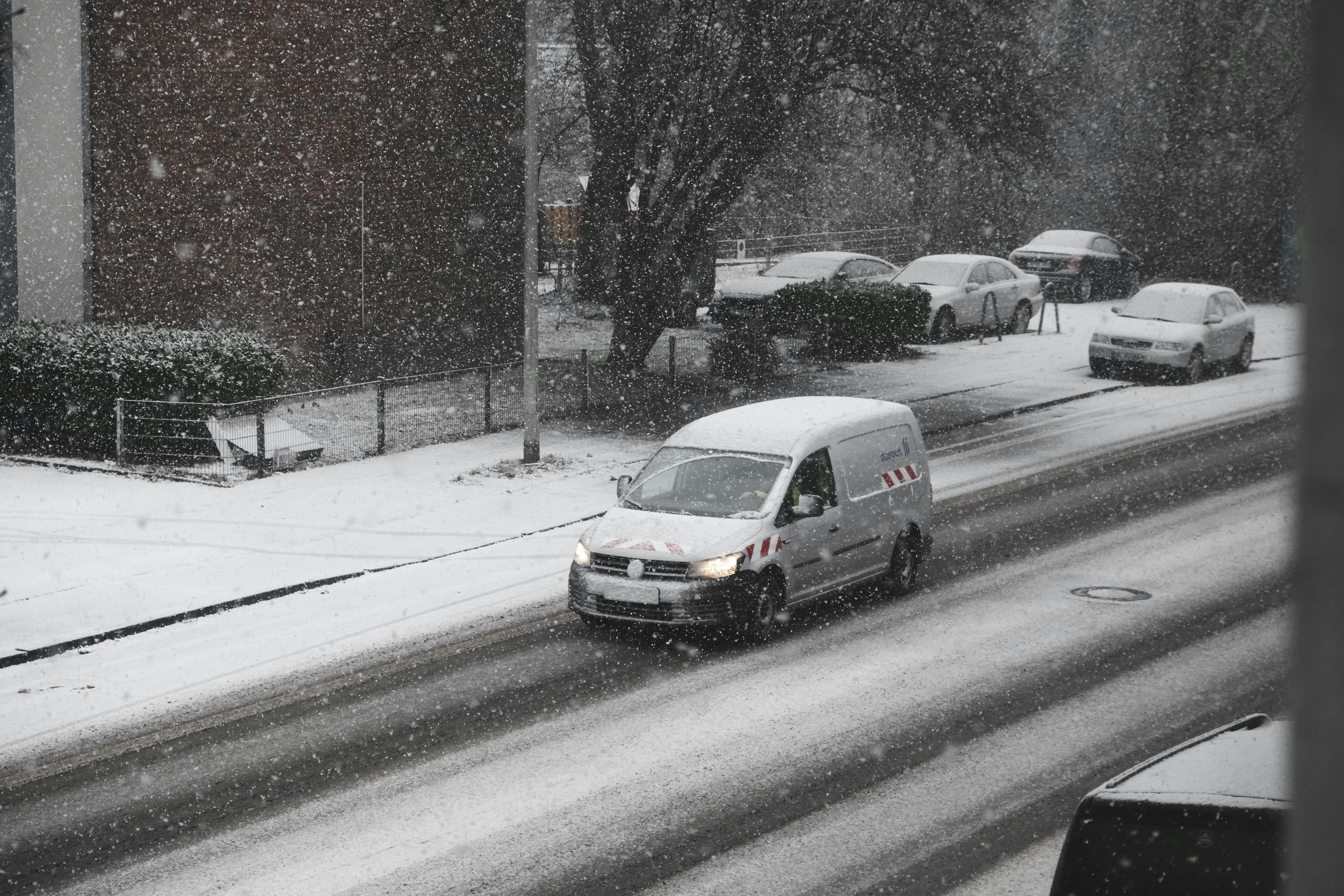 Gray Vehicle With Snow On Roof · Free Stock Photo