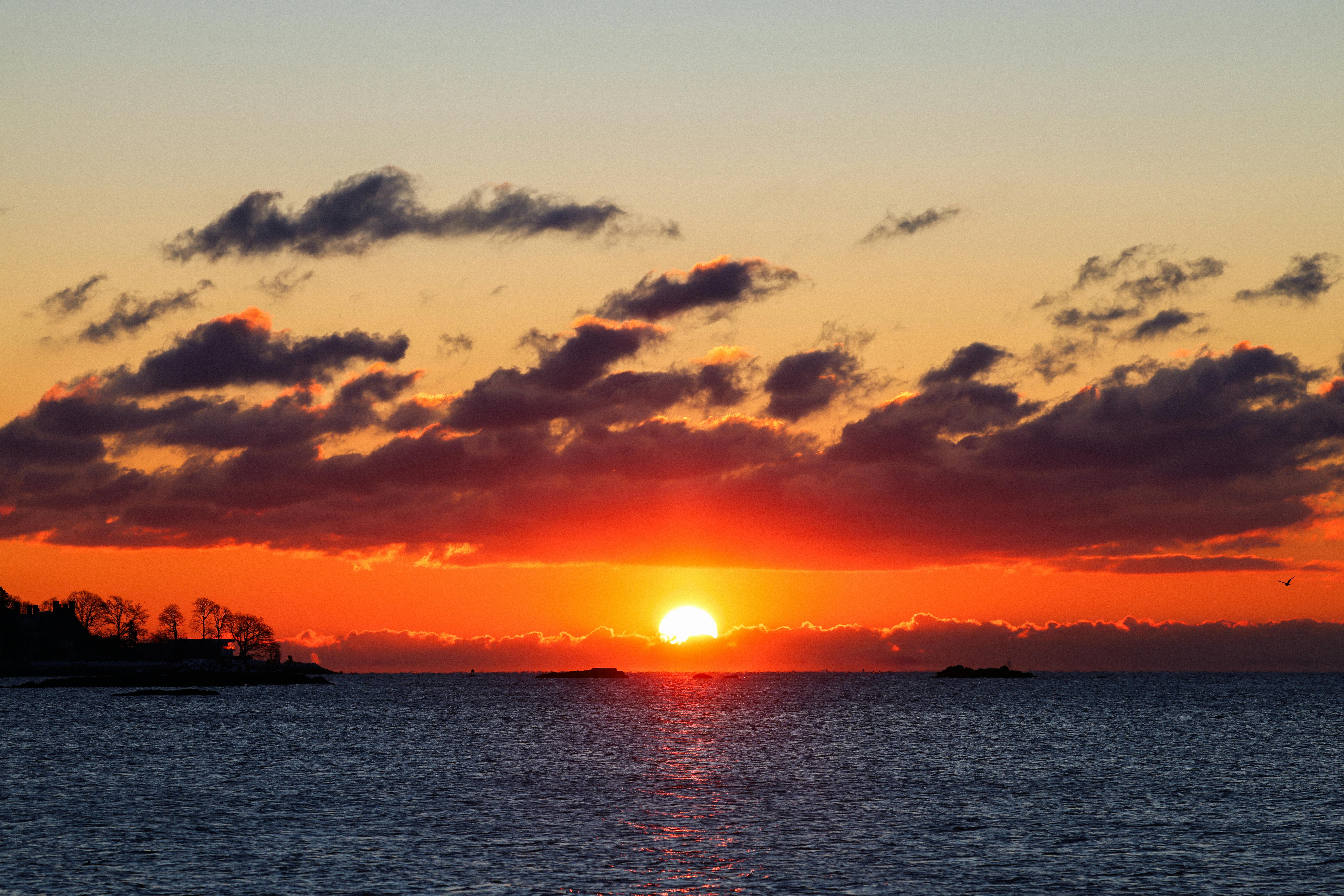 Scenic Sun setting on Horizon on Seaside · Free Stock Photo