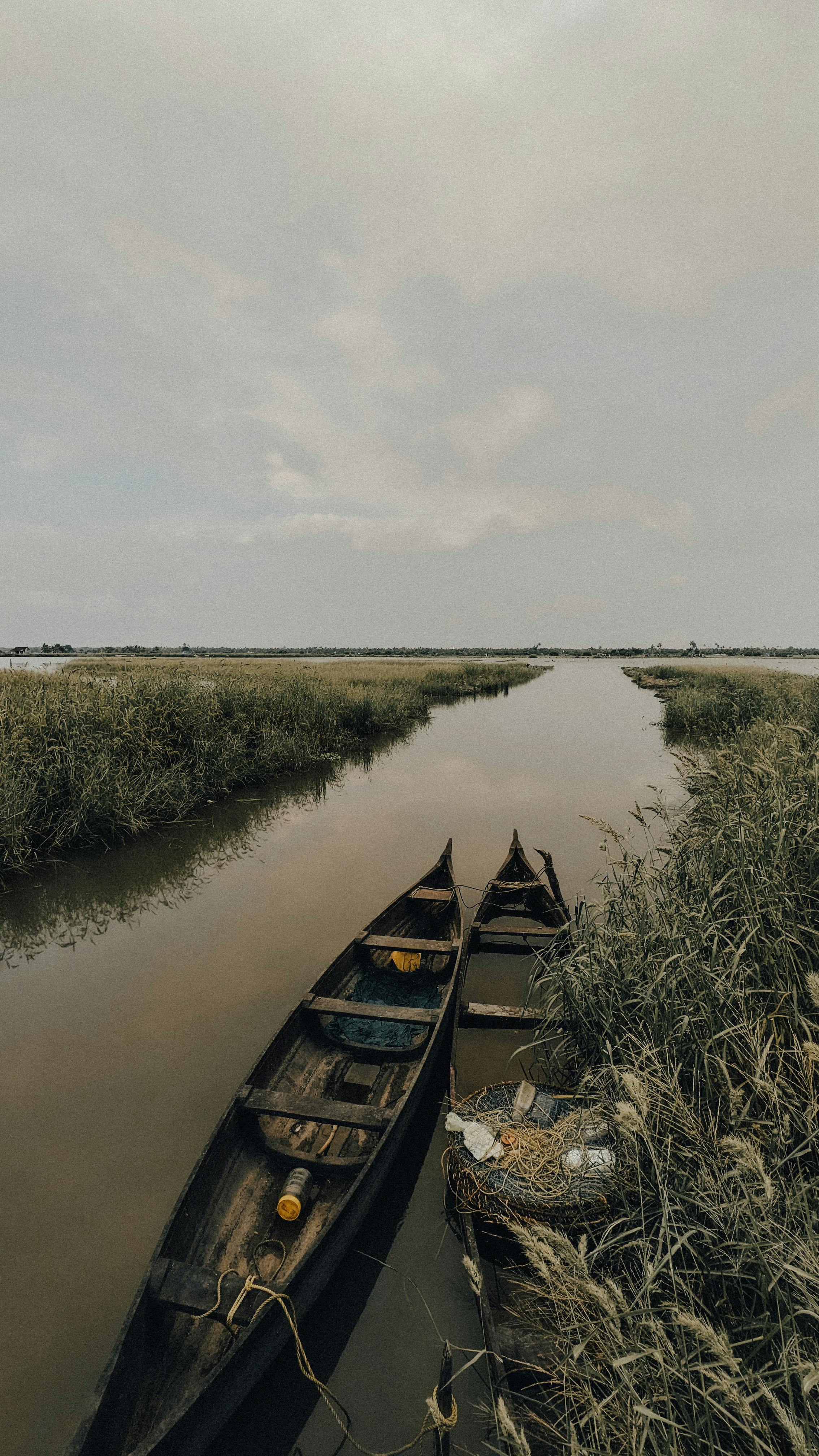 Punting Boat Moored at River · Free Stock Photo