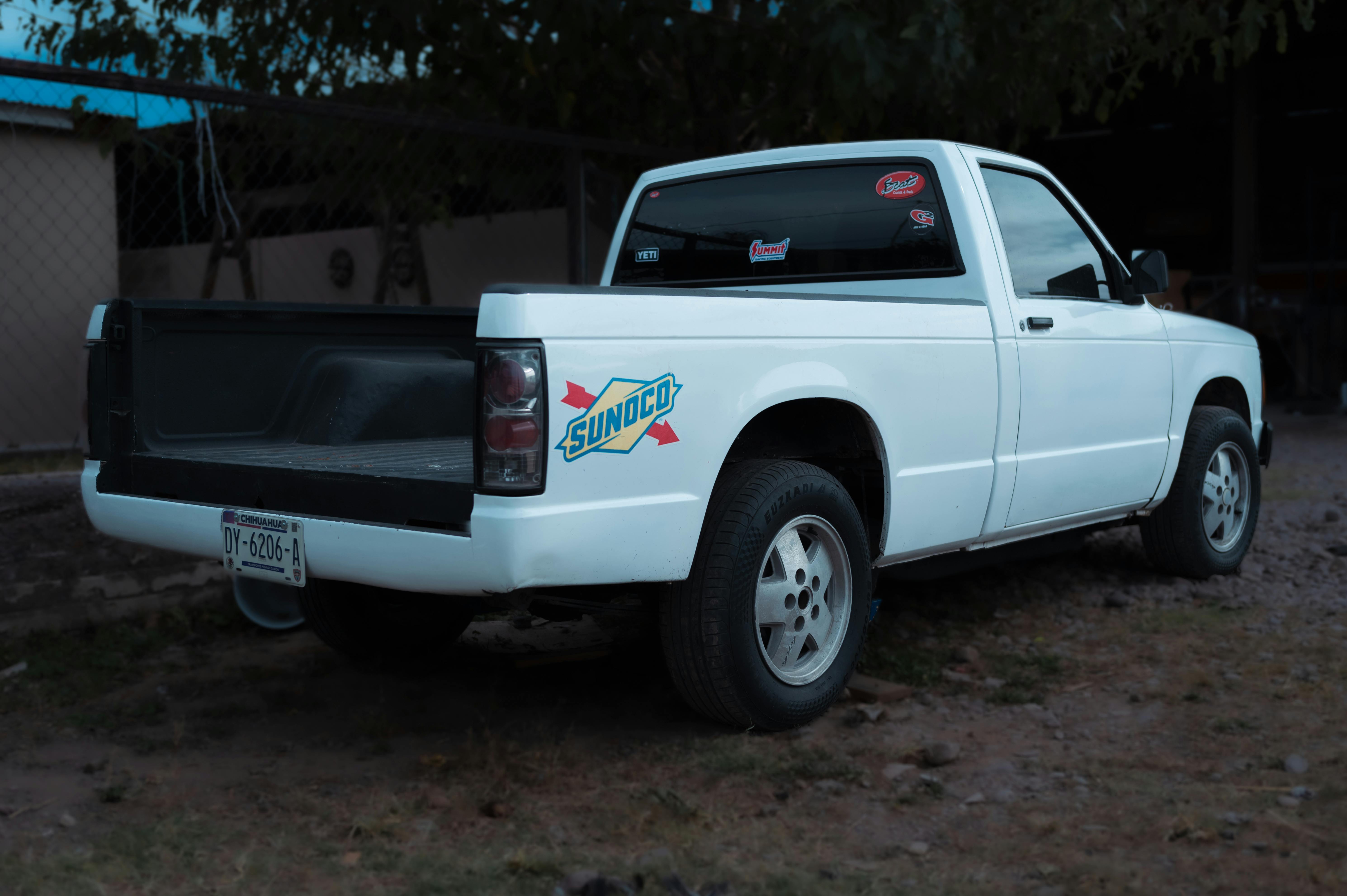 White Chevrolet S-10 · Free Stock Photo