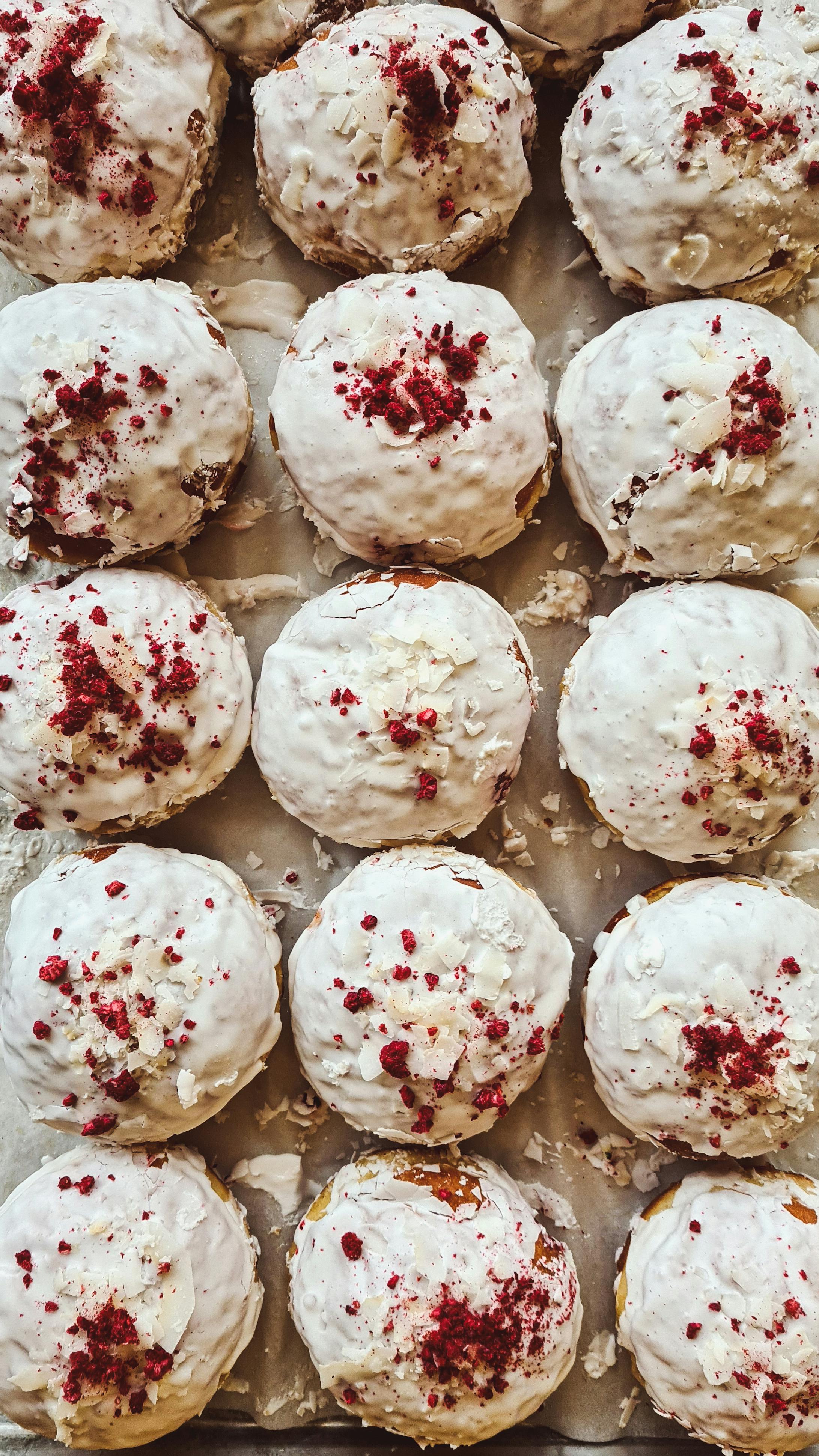 White, Sweet Cakes · Free Stock Photo