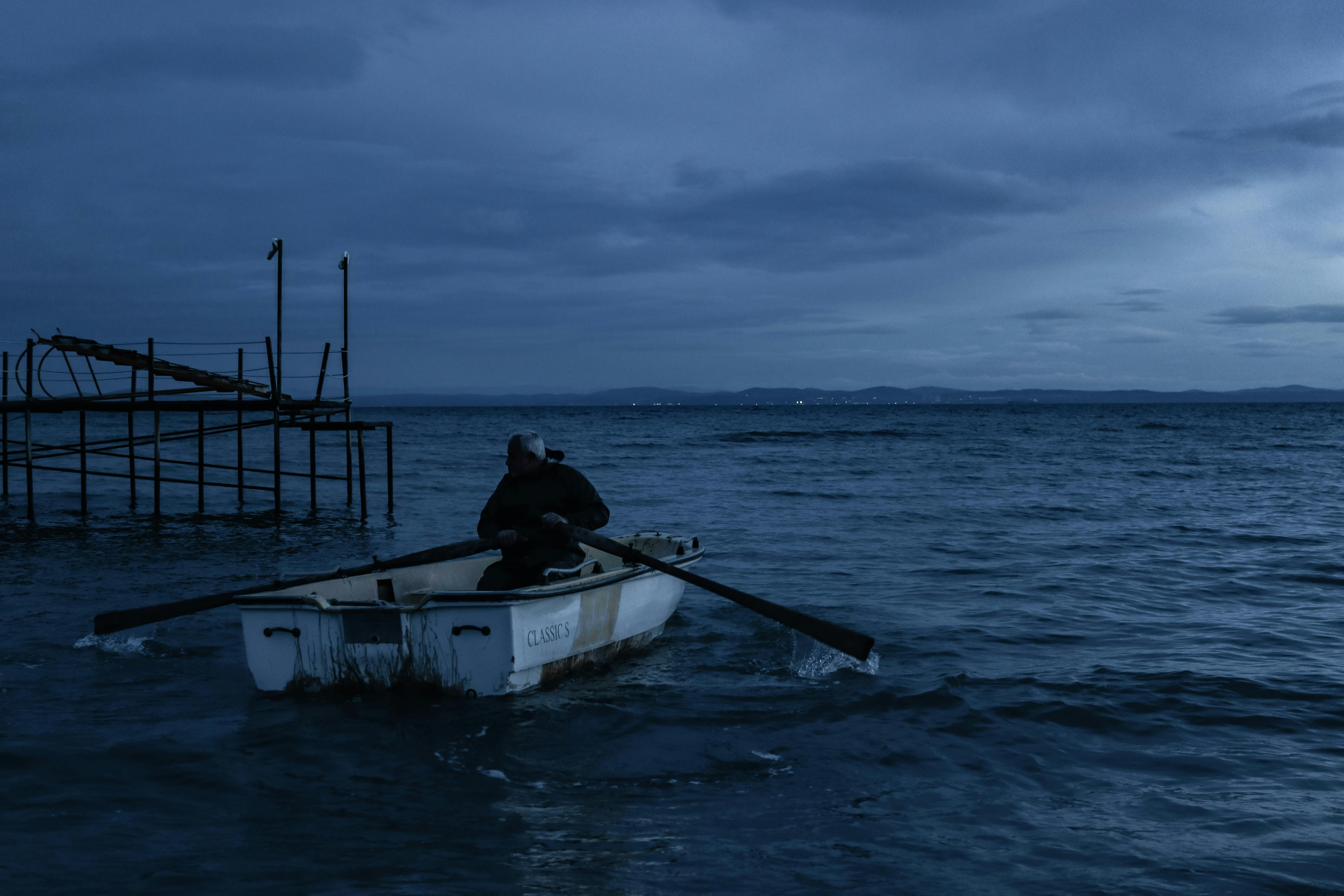 Man Sailing on Sea at Dawn · Free Stock Photo