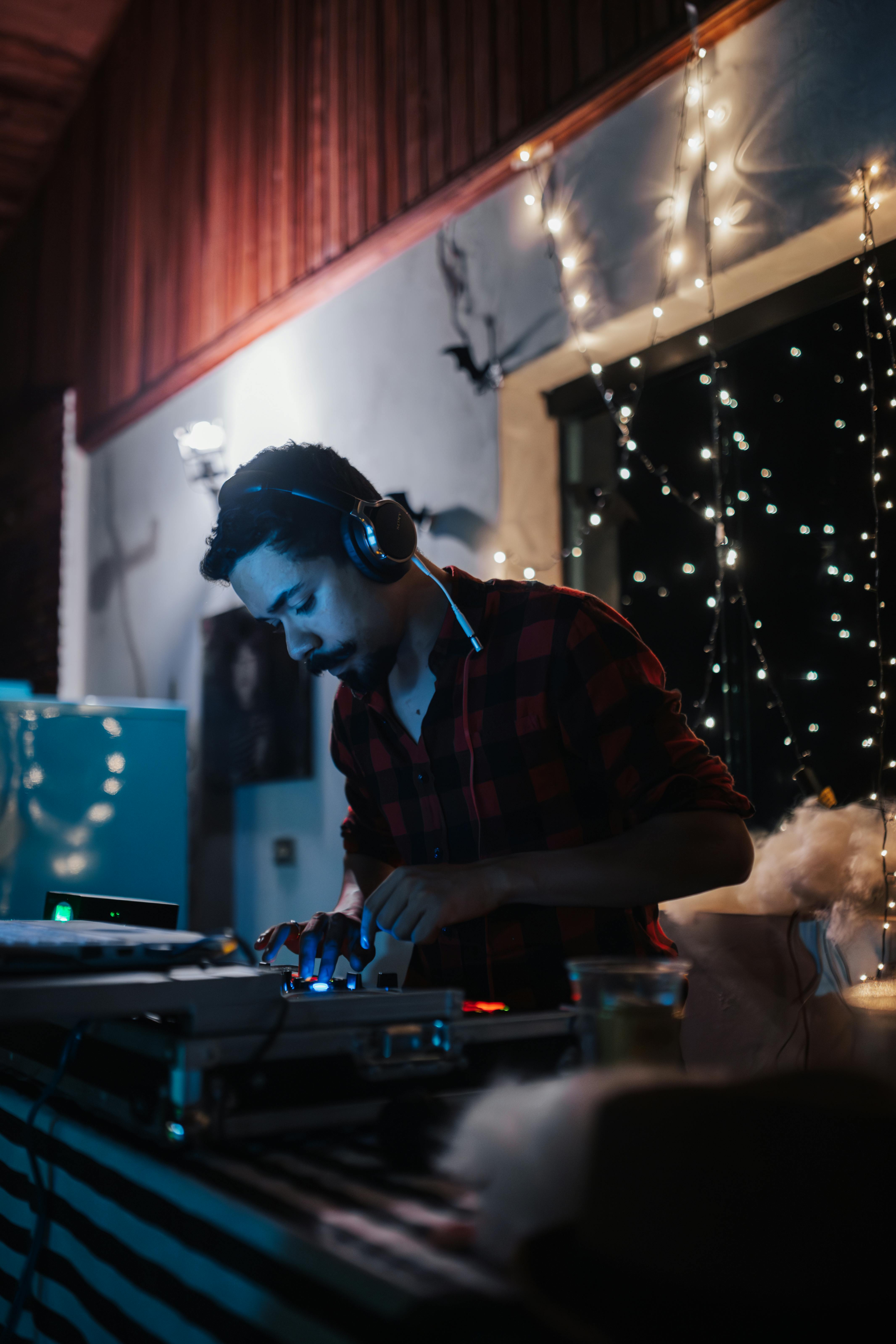 Headphones Dj Photos, Download The BEST Free Headphones Dj Stock Photos ...