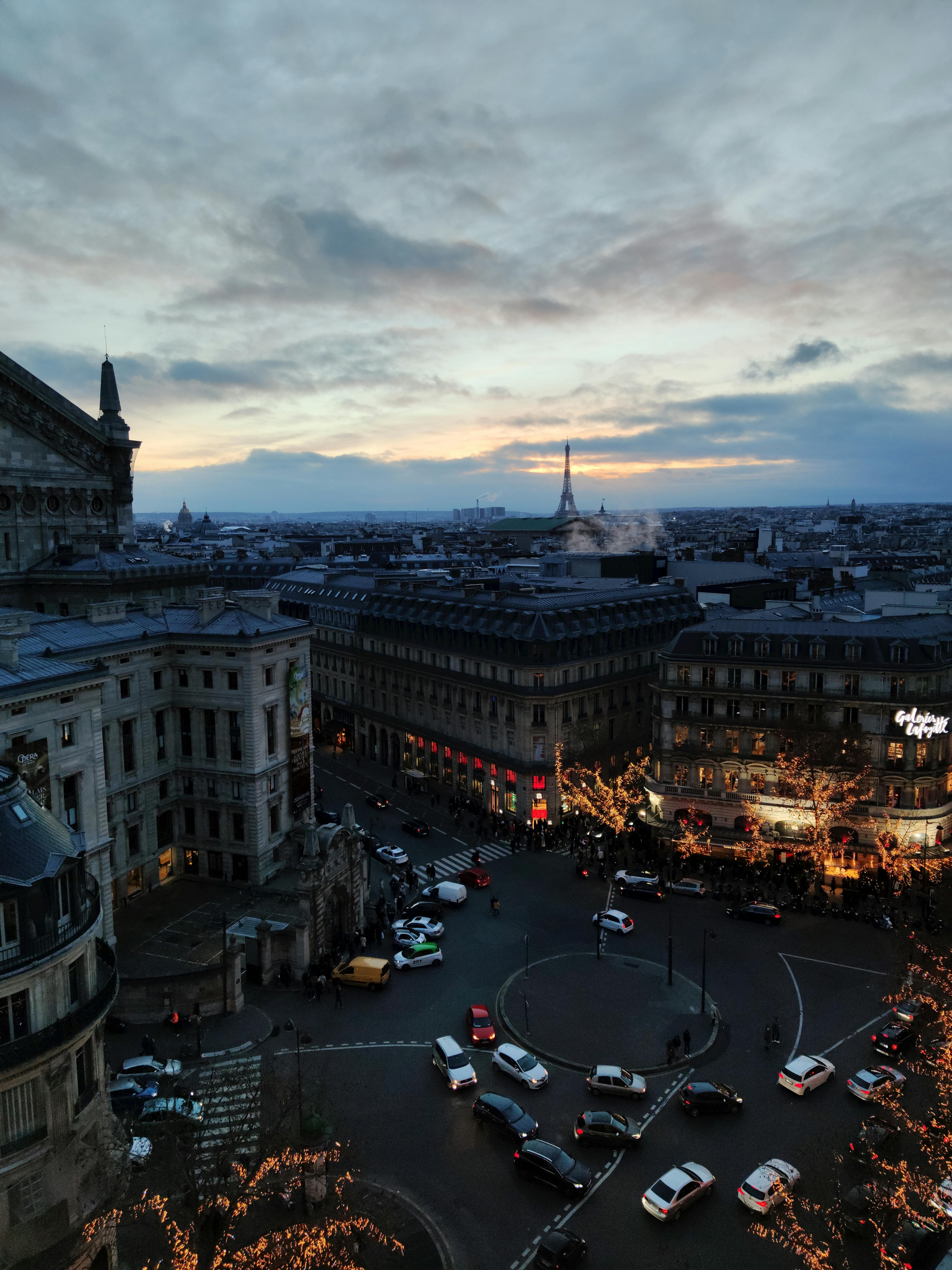 Roundabout in Paris in the Evening · Free Stock Photo
