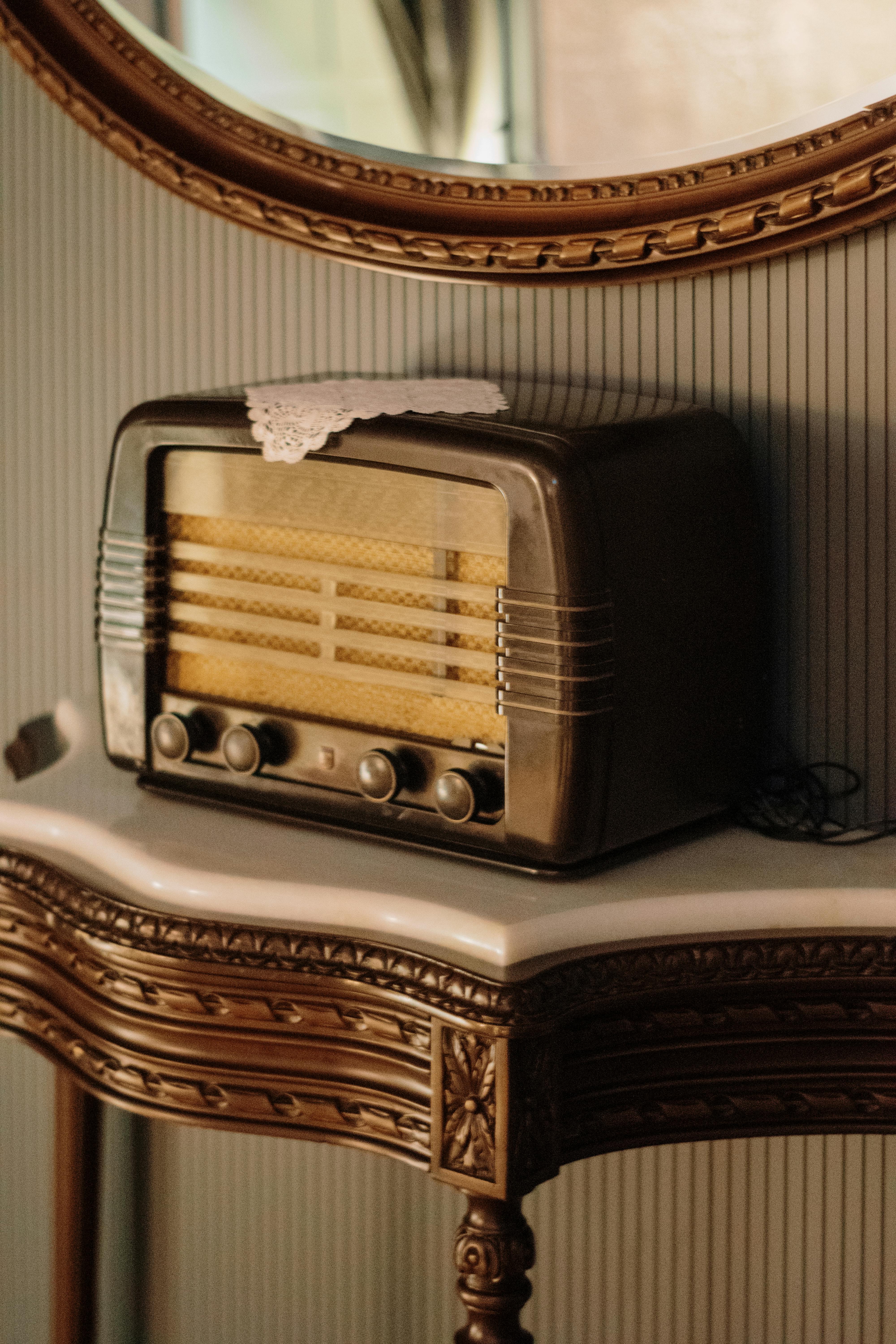 Vintage Radio on Table · Free Stock Photo