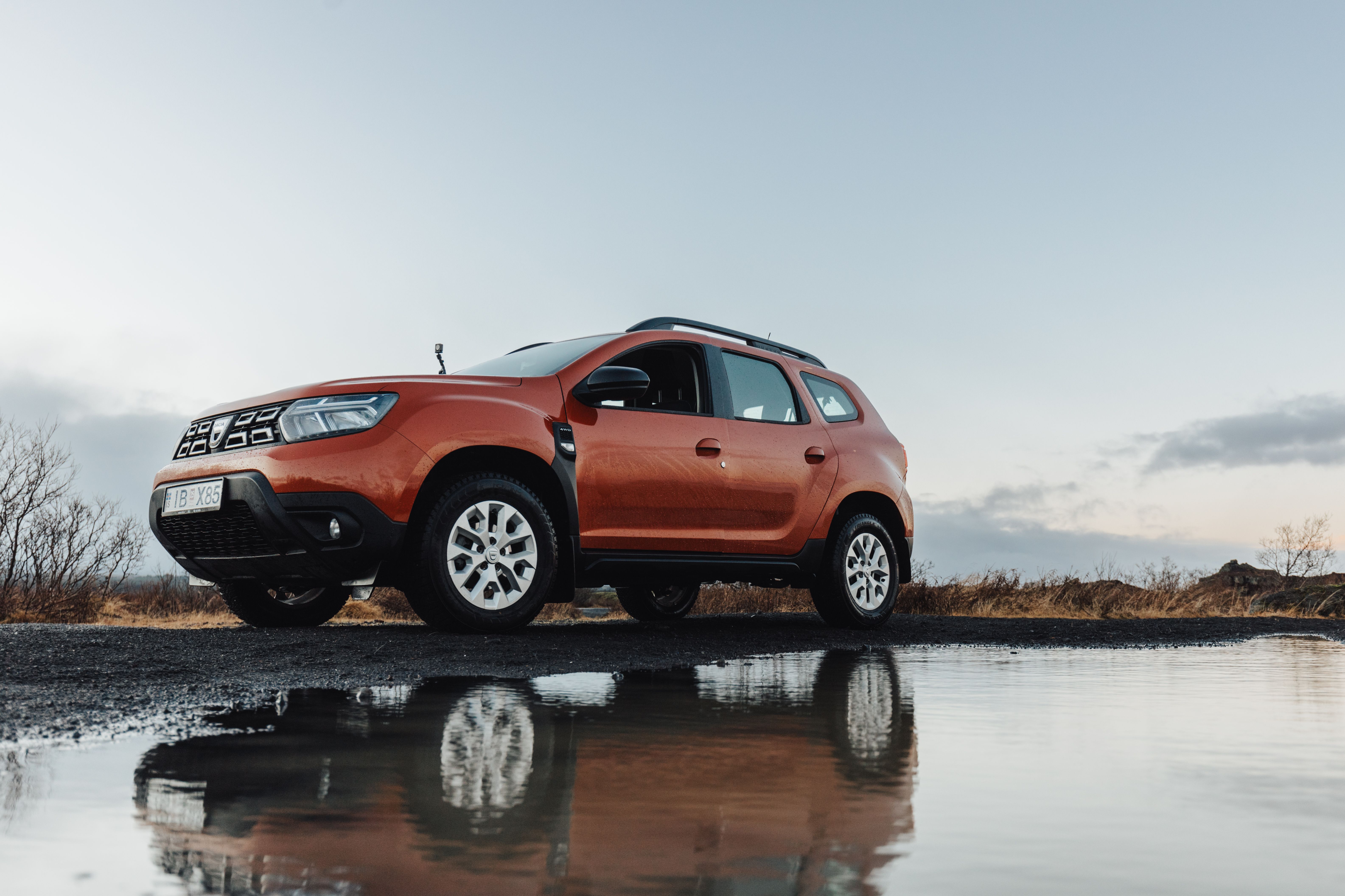 Dacia Duster near Puddle · Free Stock Photo
