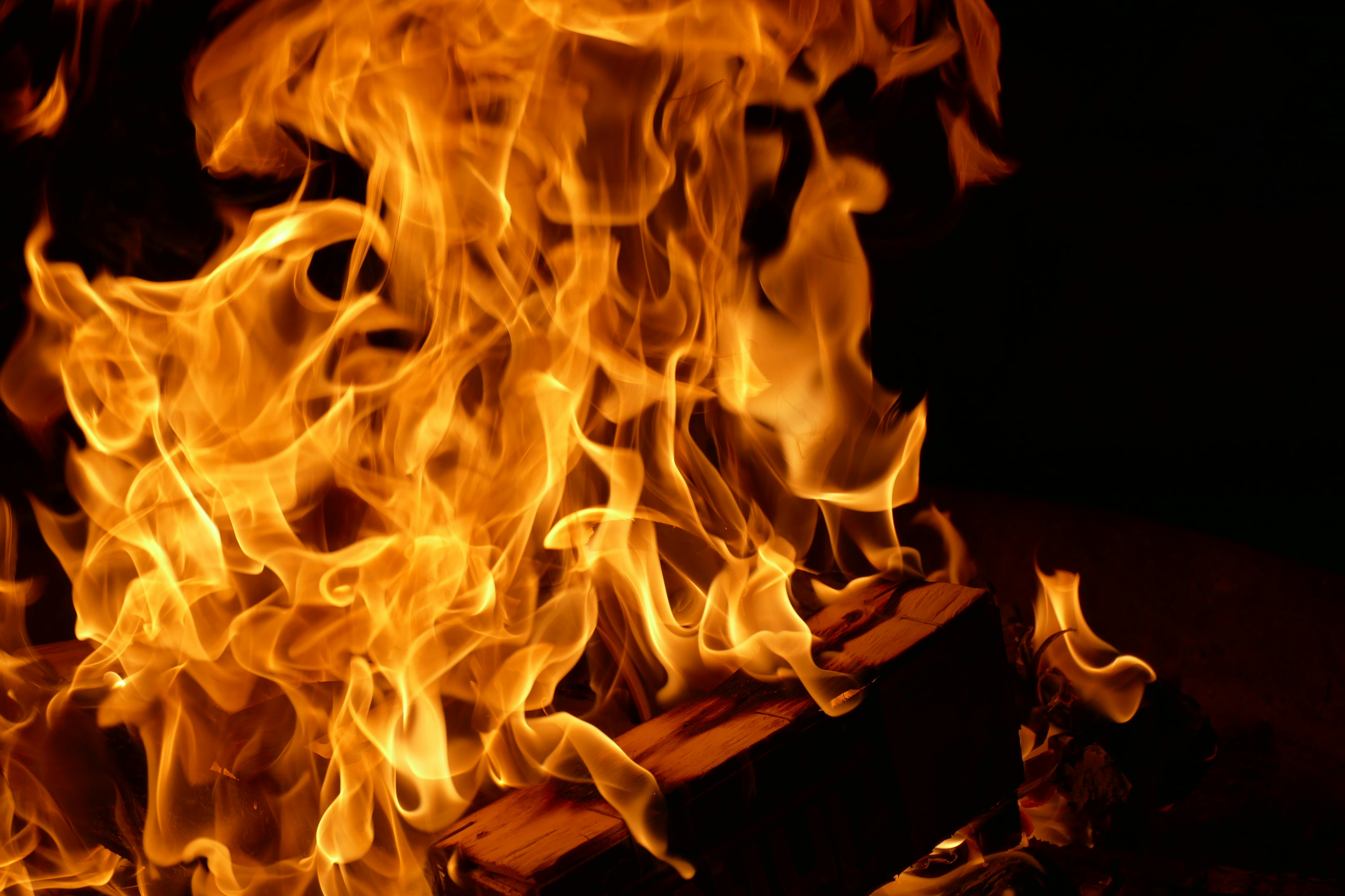 A close up of a fire with flames · Free Stock Photo
