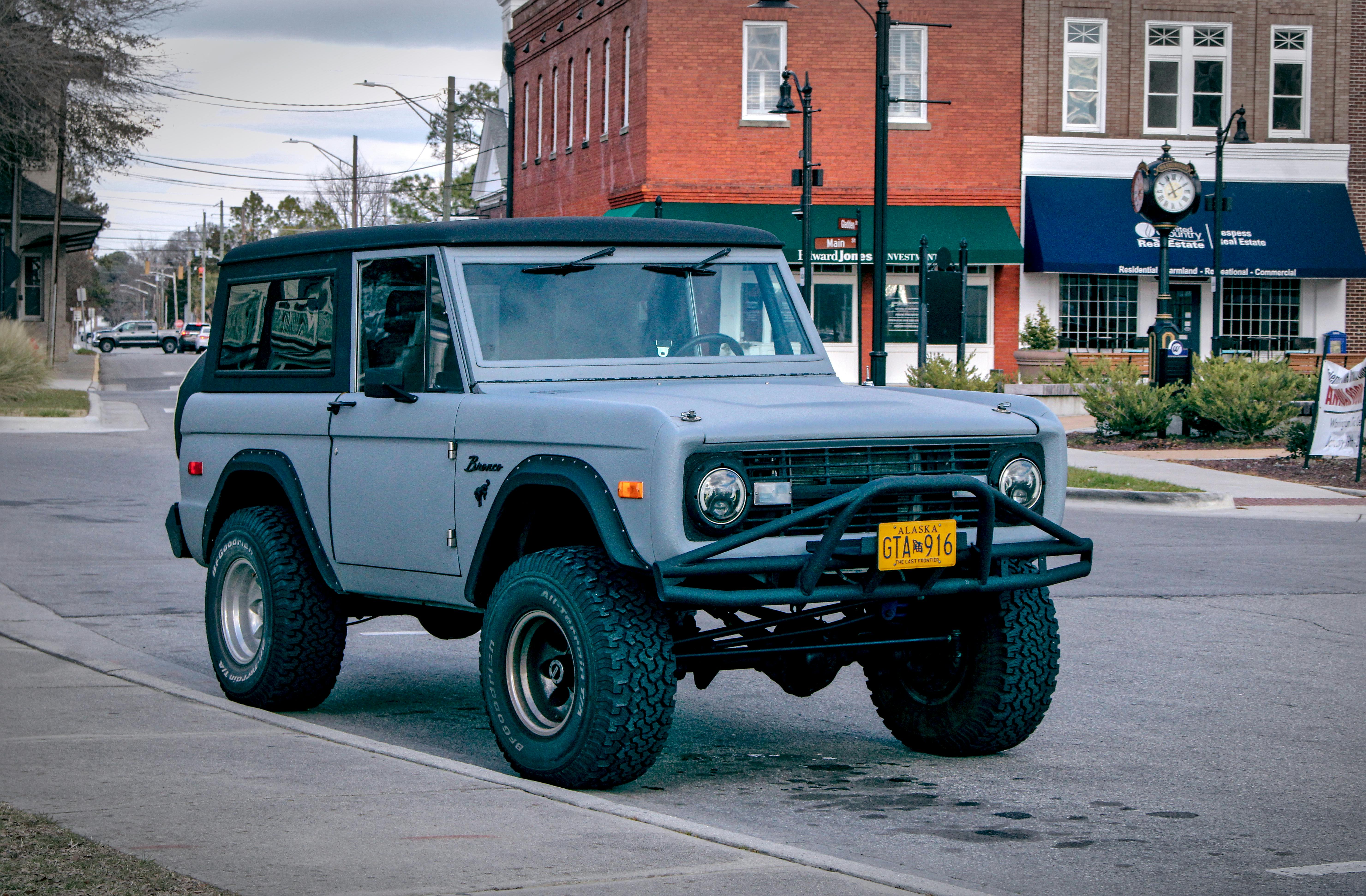 Gray Ford Bronco · Free Stock Photo