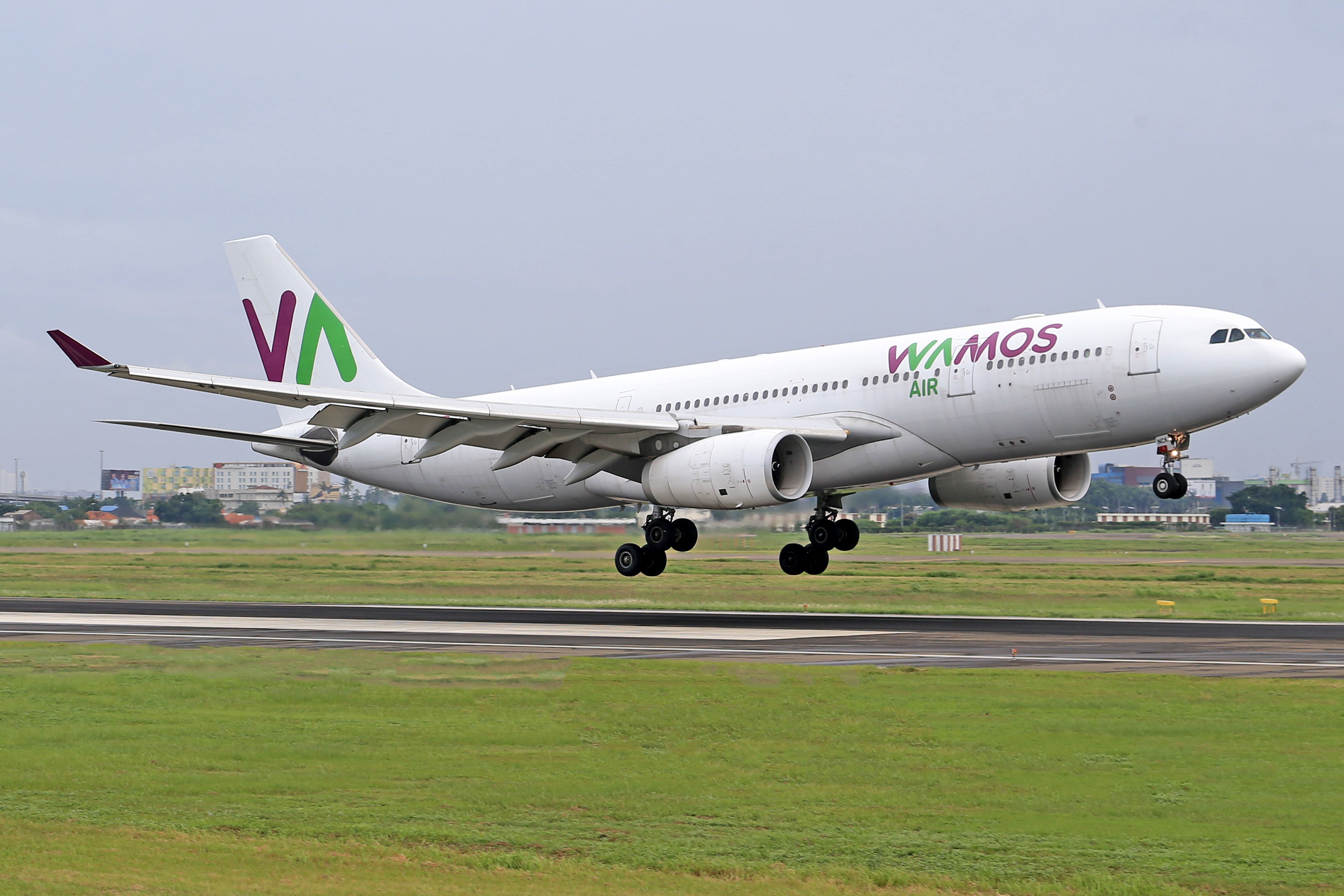 Wamos Air Airplane Landing · Free Stock Photo