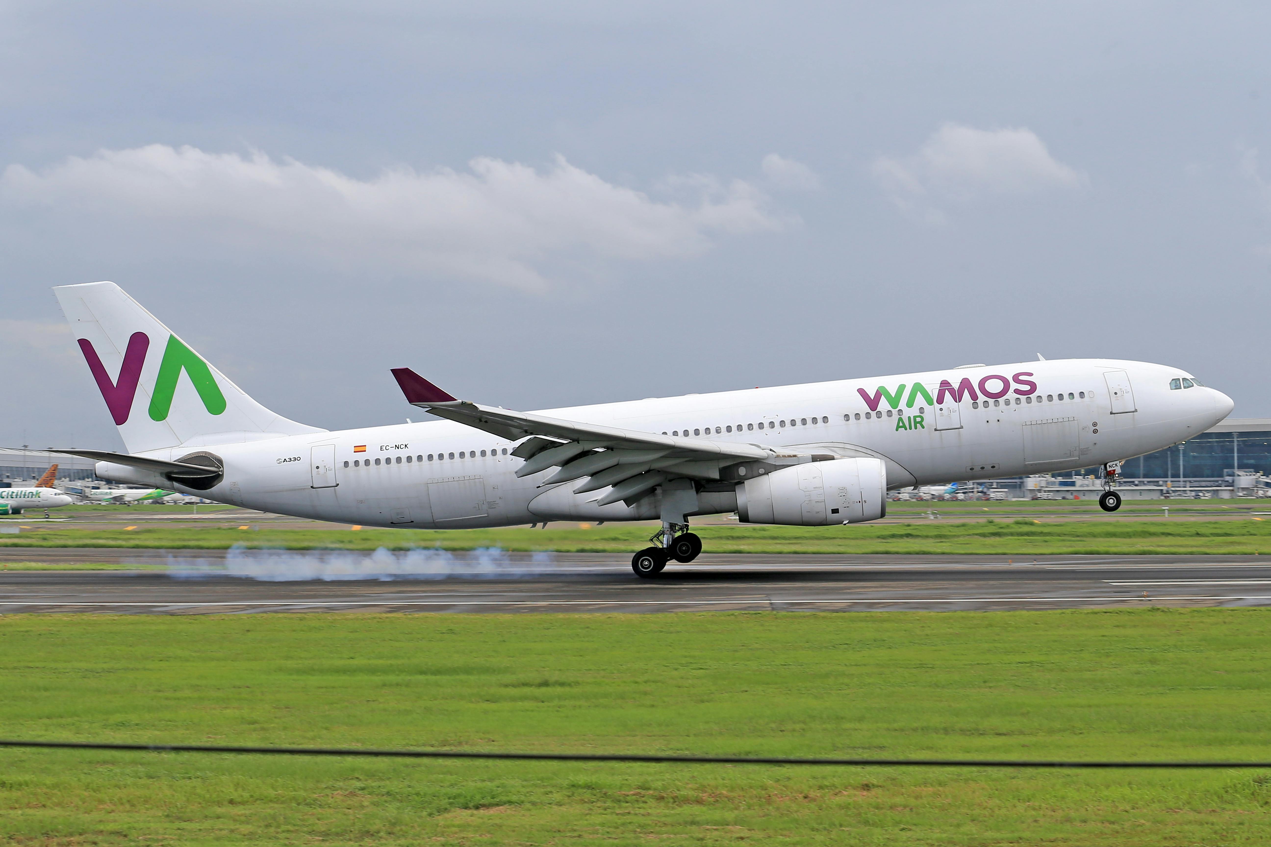 Wamos Air Airliner while Landing · Free Stock Photo