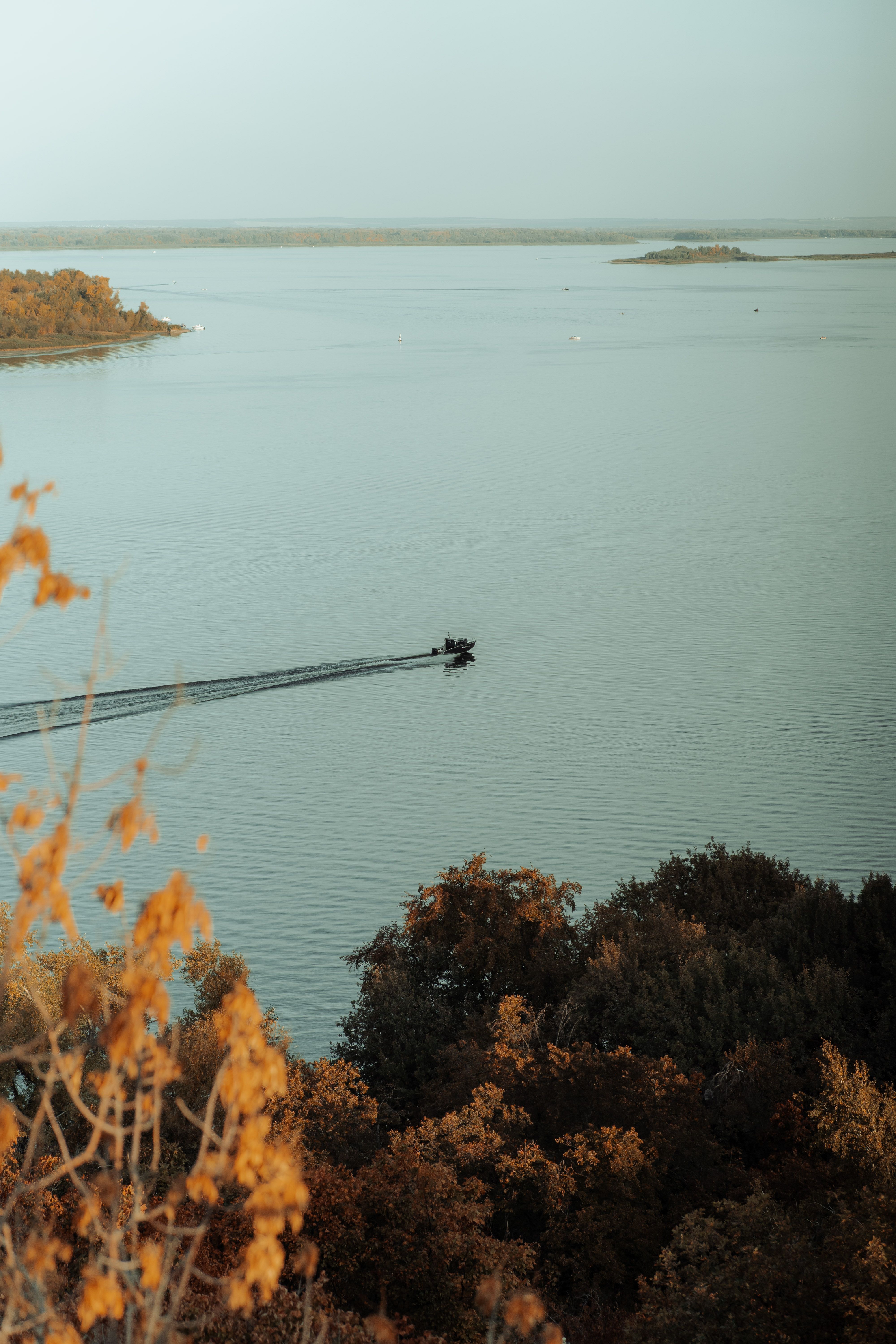 Motorboat on Lake · Free Stock Photo