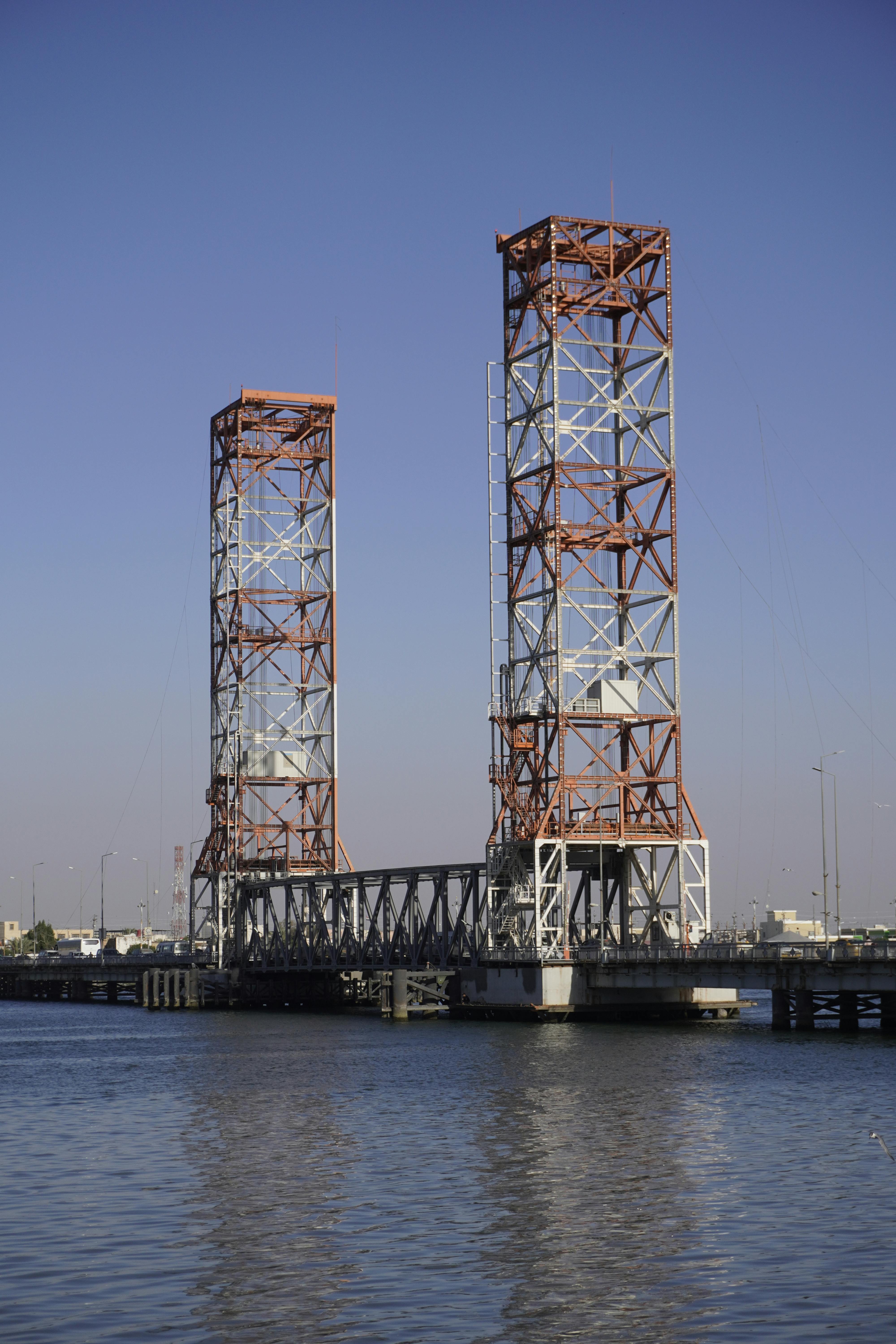 The bridge is made of two large metal structures · Free Stock Photo