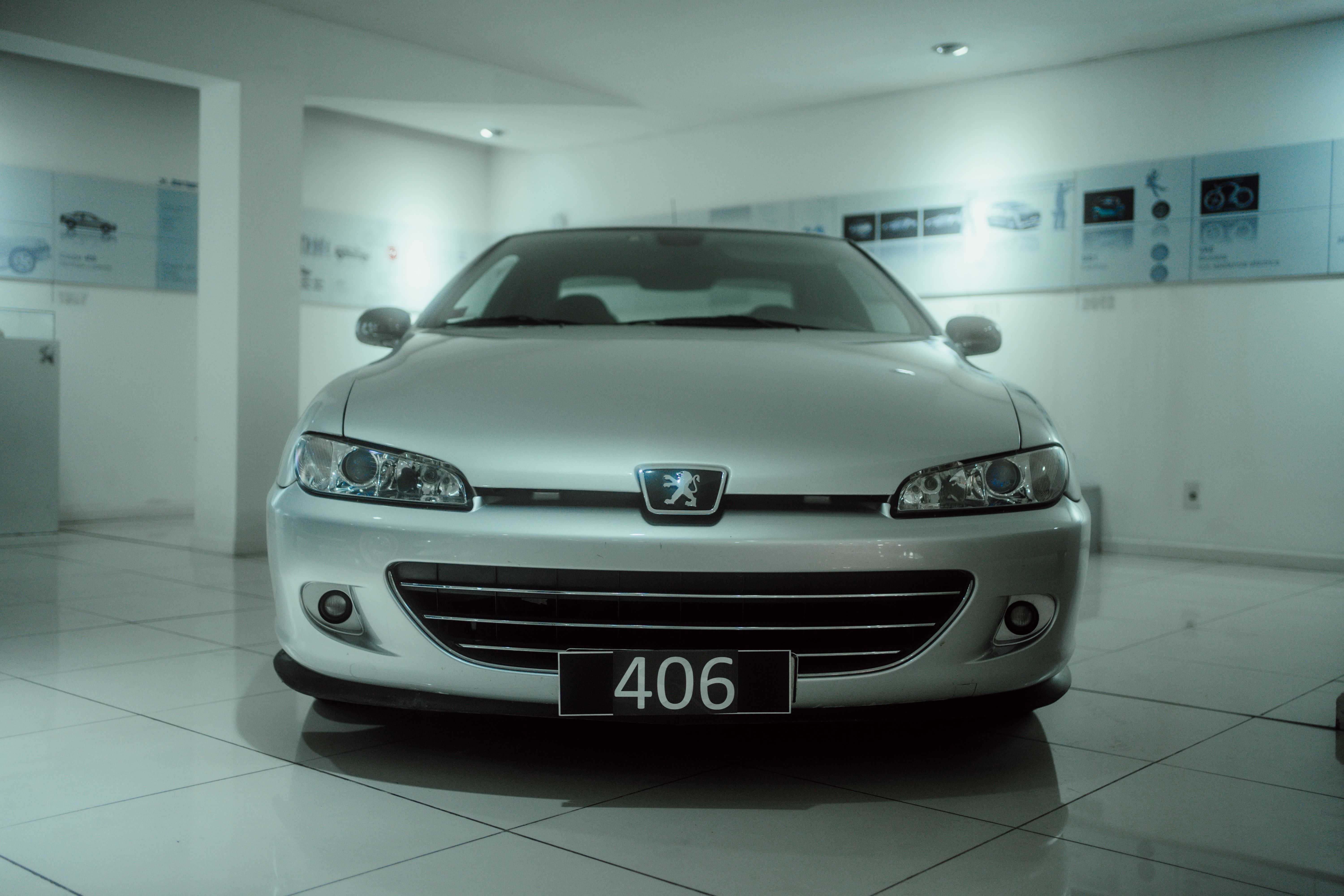 Foto de stock gratuita sobre automotor, carro plateado, exhibición ...