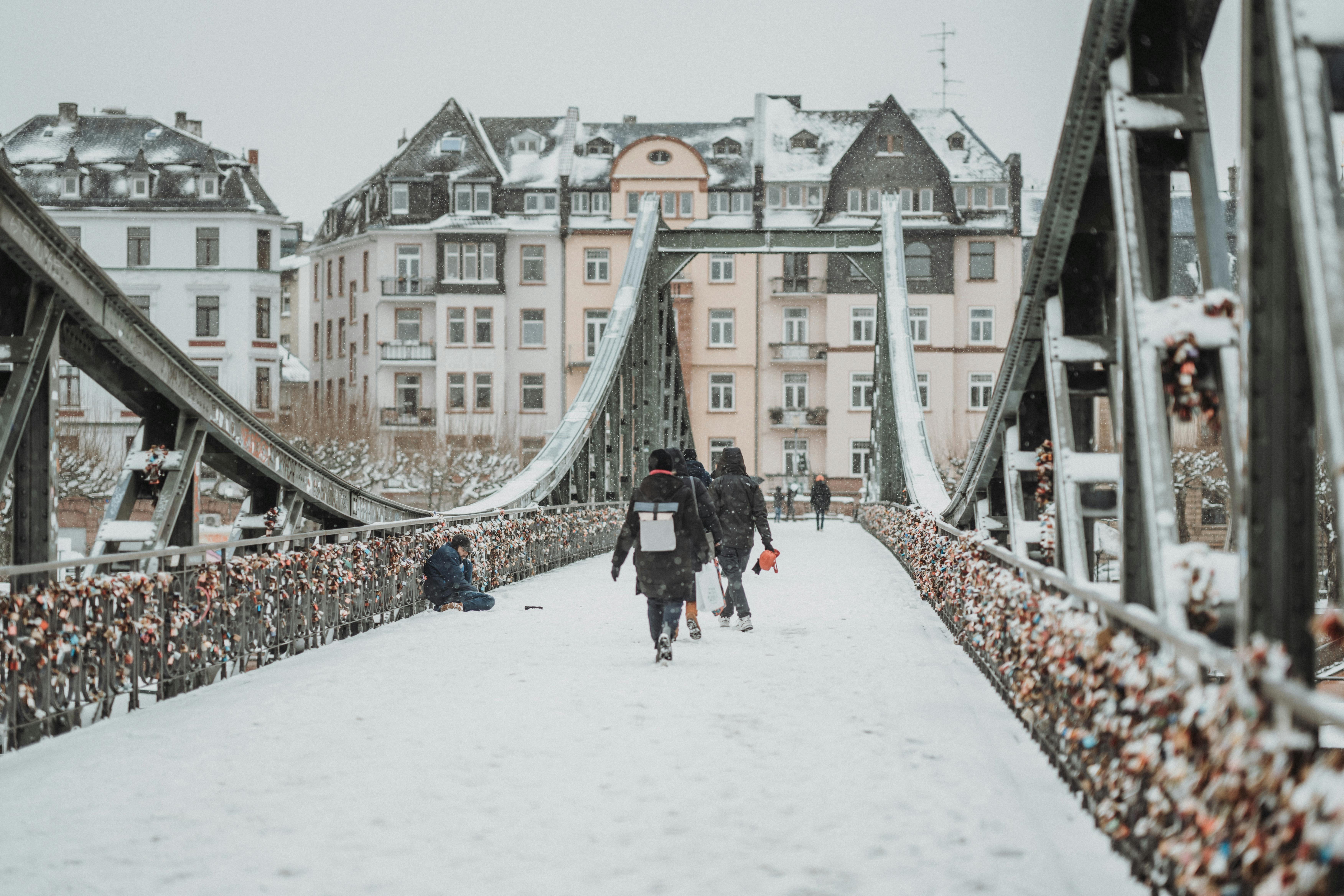 Iron Footbridge in Frankfurt am Main in Winter · Free Stock Photo