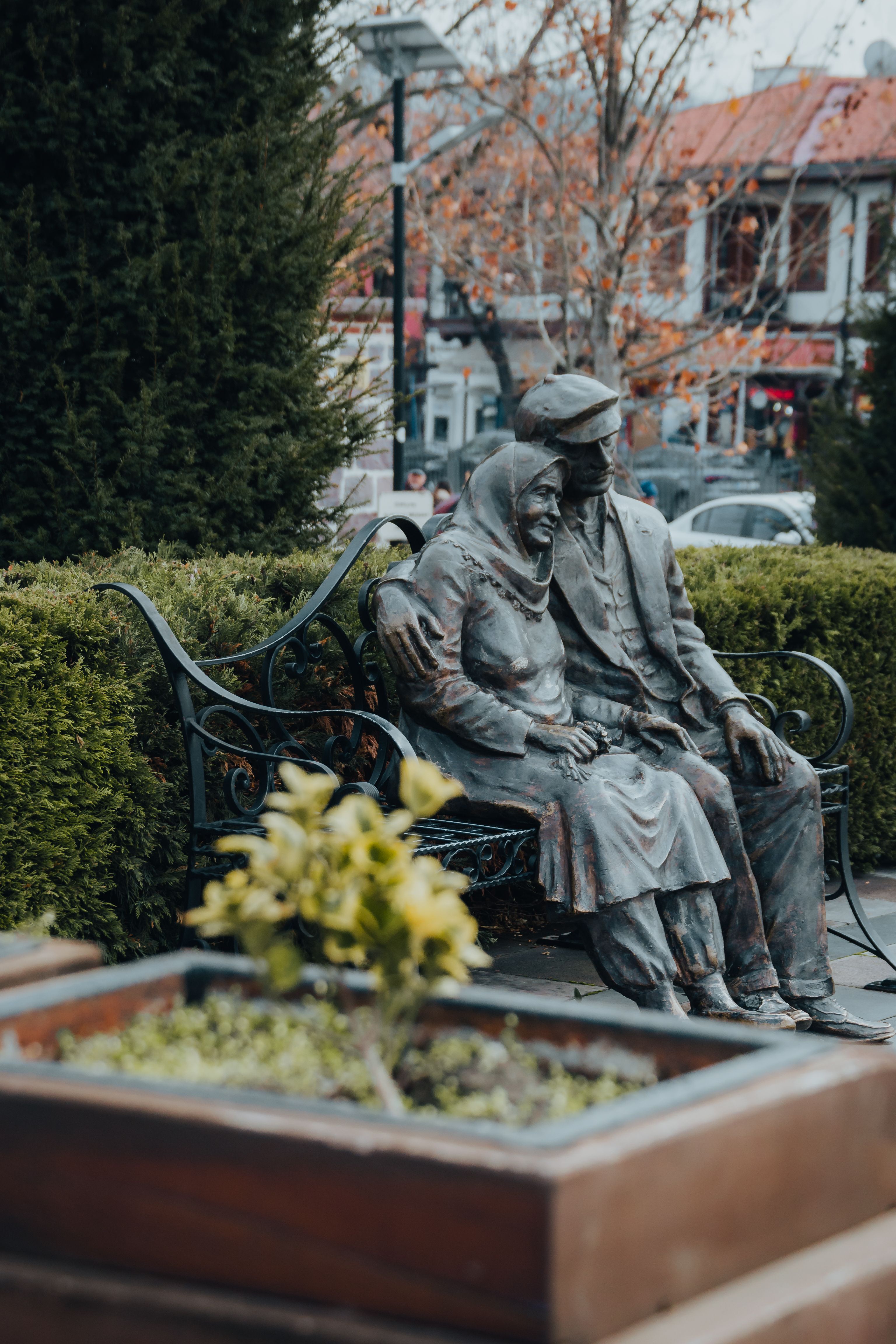 Statue of Couple Sitting Together on Bench · Free Stock Photo