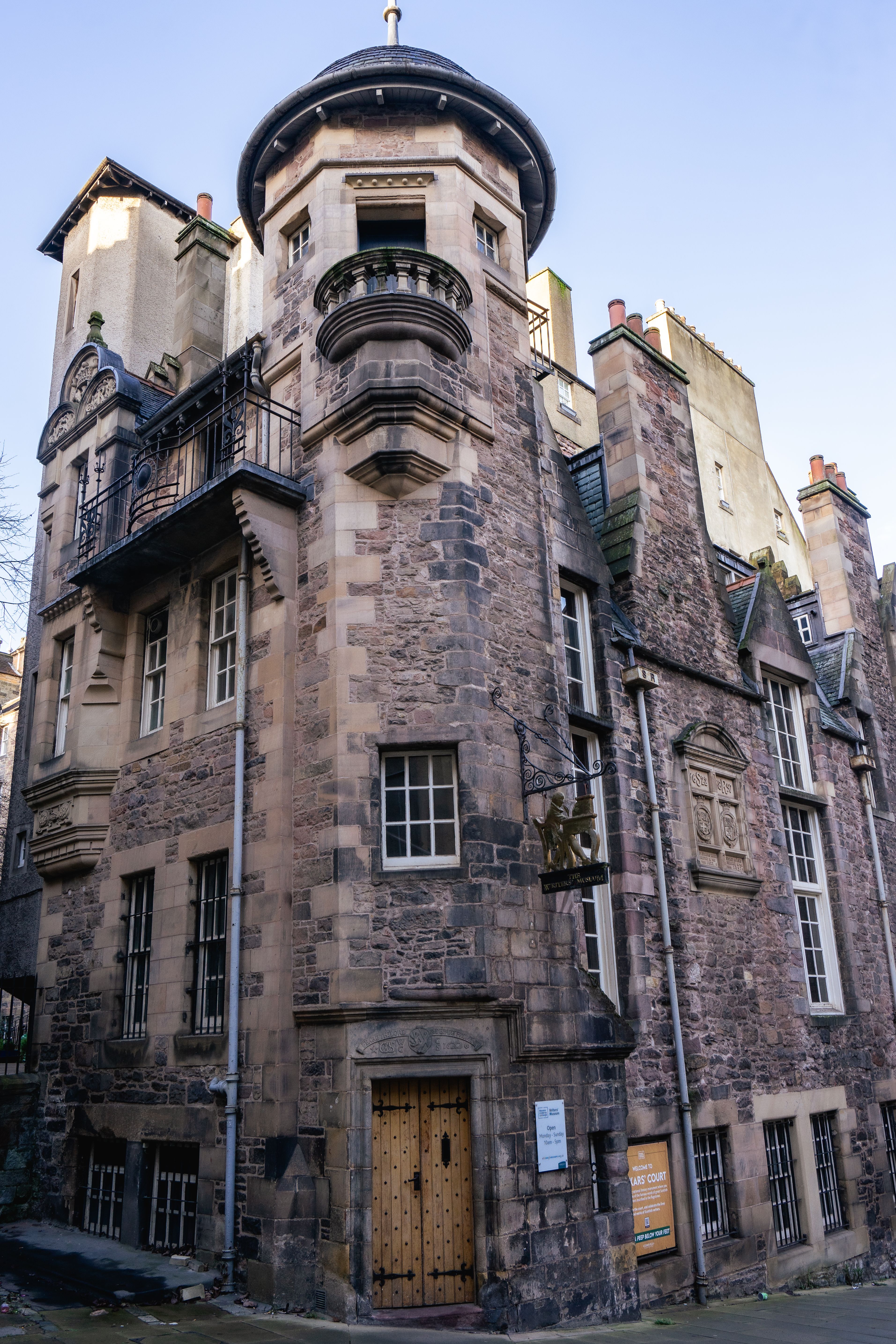 Beautiful old houses in Edinburgh Scotland. · Free Stock Photo