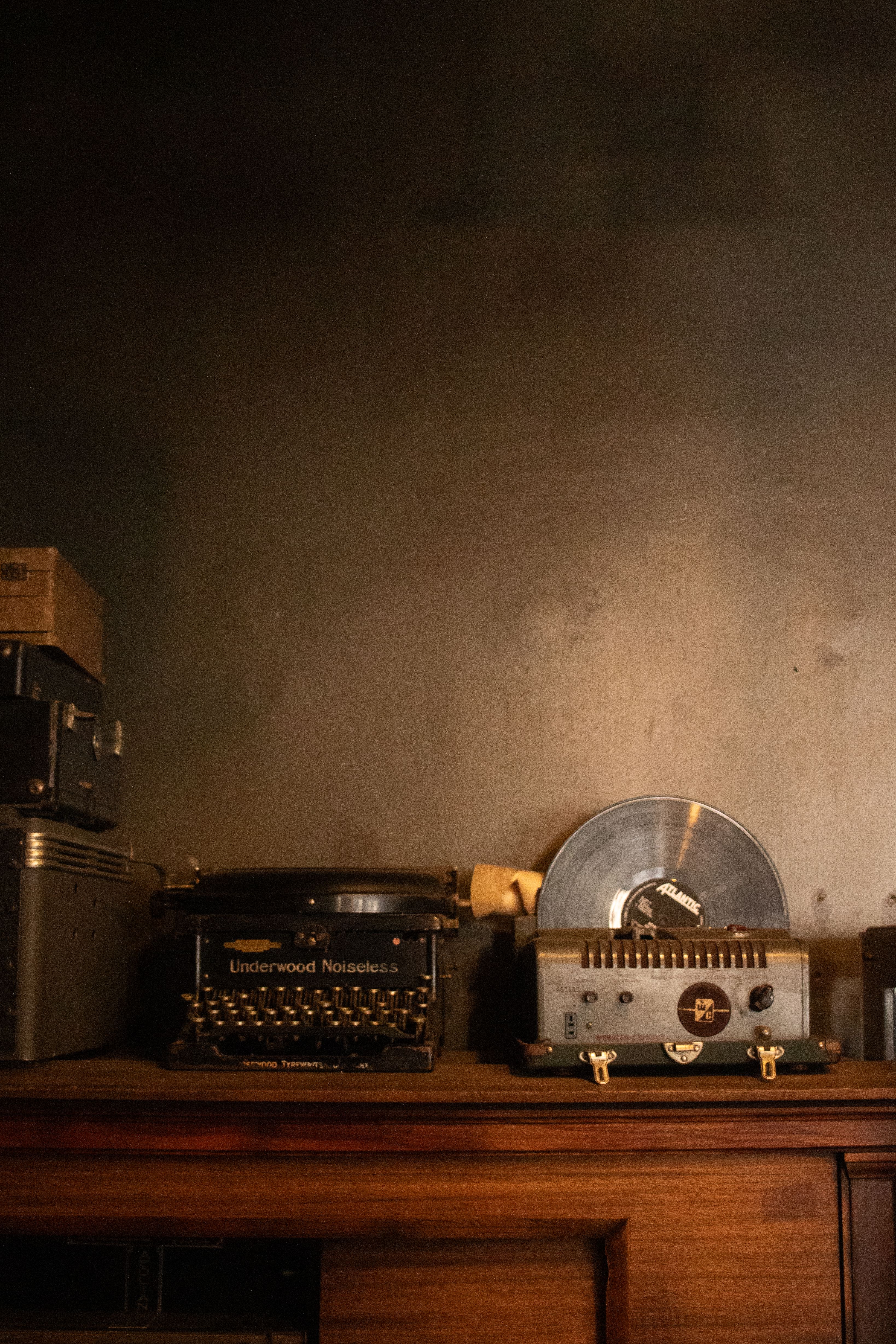 A room with old typewriters and a radio · Free Stock Photo