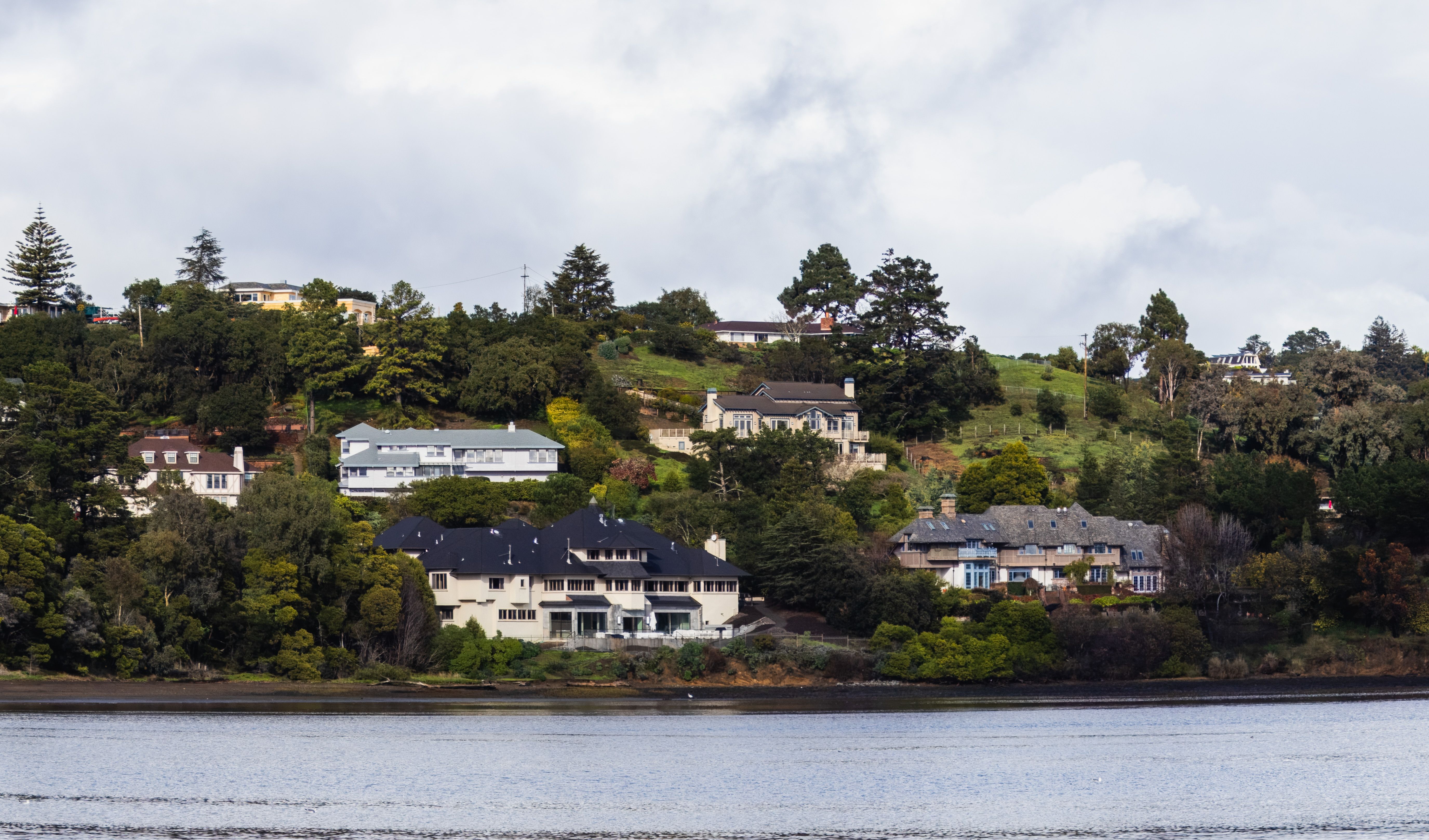 Houses on Lakeshore in Village · Free Stock Photo