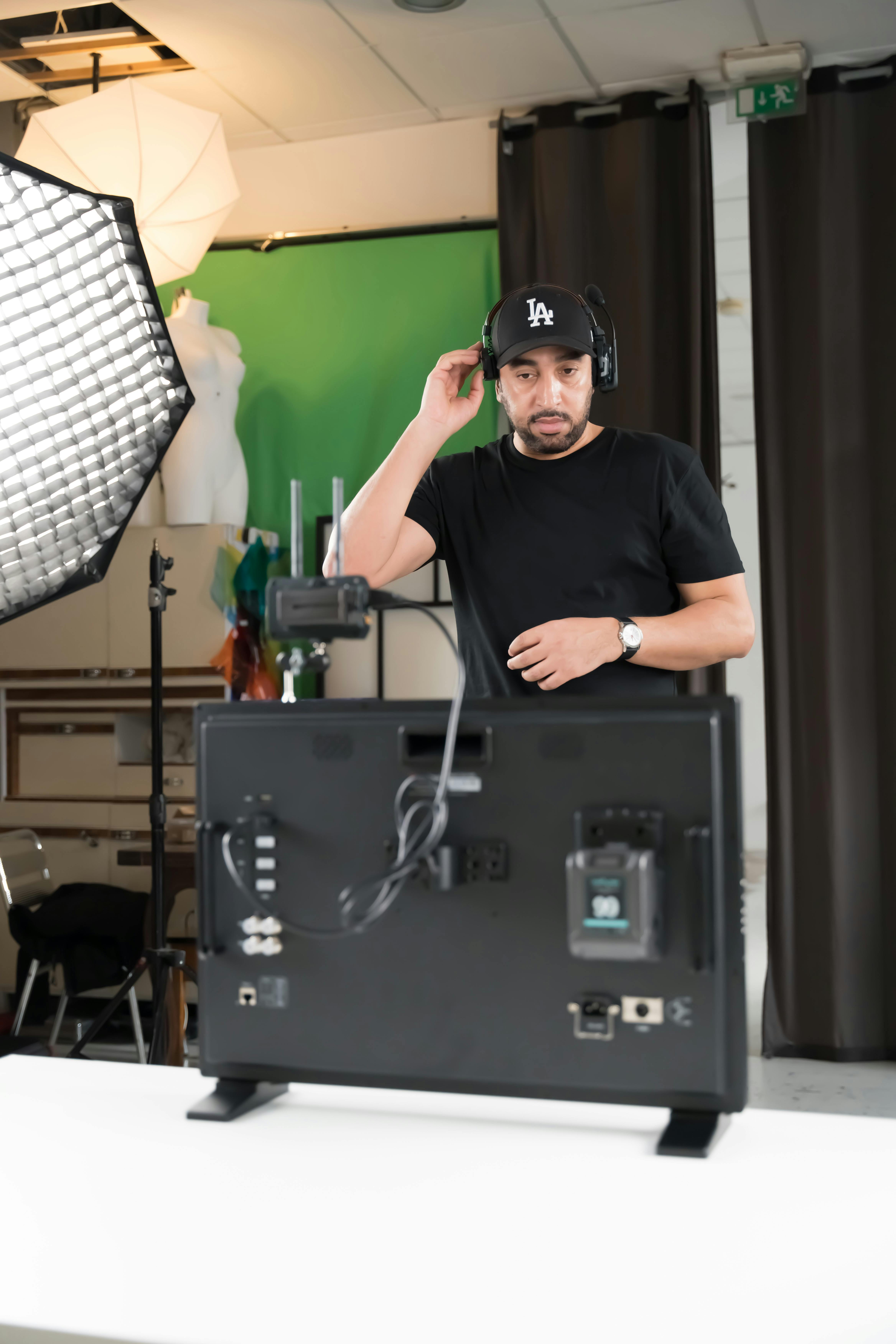 A Cameraman Working on Set · Free Stock Photo