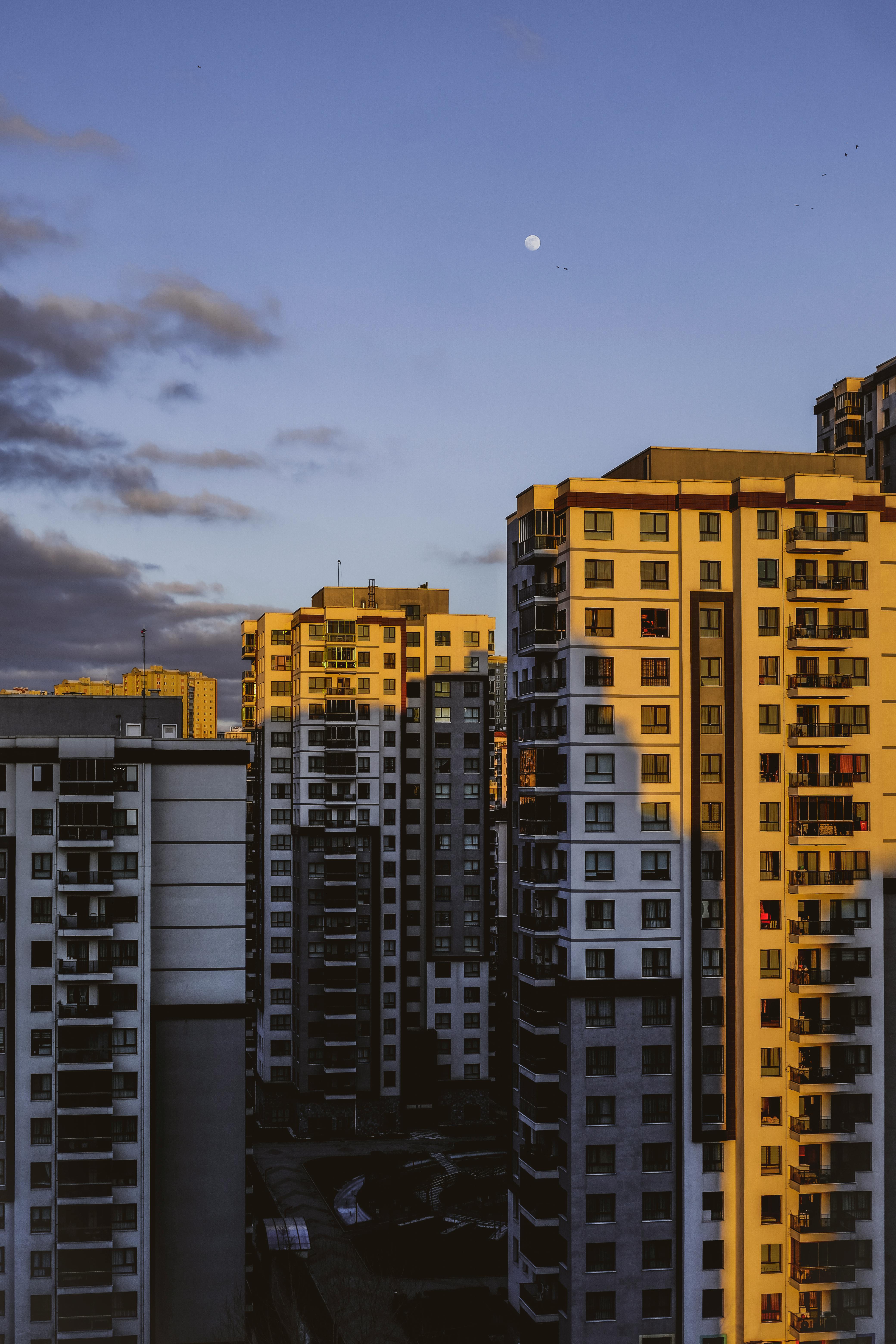 Buildings with Apartments at Sunset · Free Stock Photo