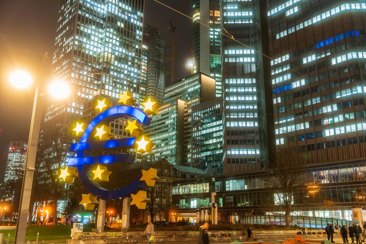 Fixed exchange rate system: How it works and its history