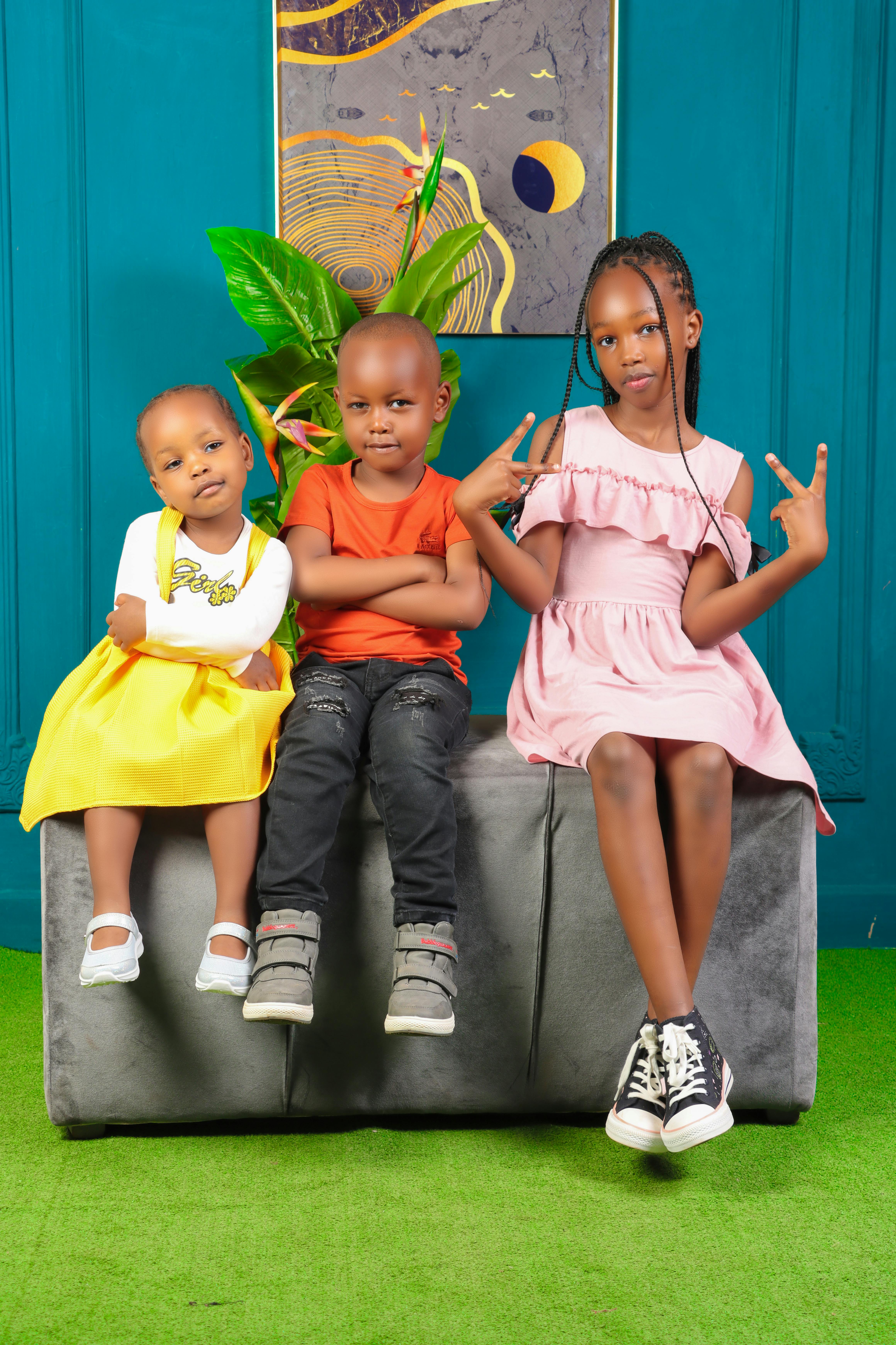 Siblings Sitting According to Height · Free Stock Photo