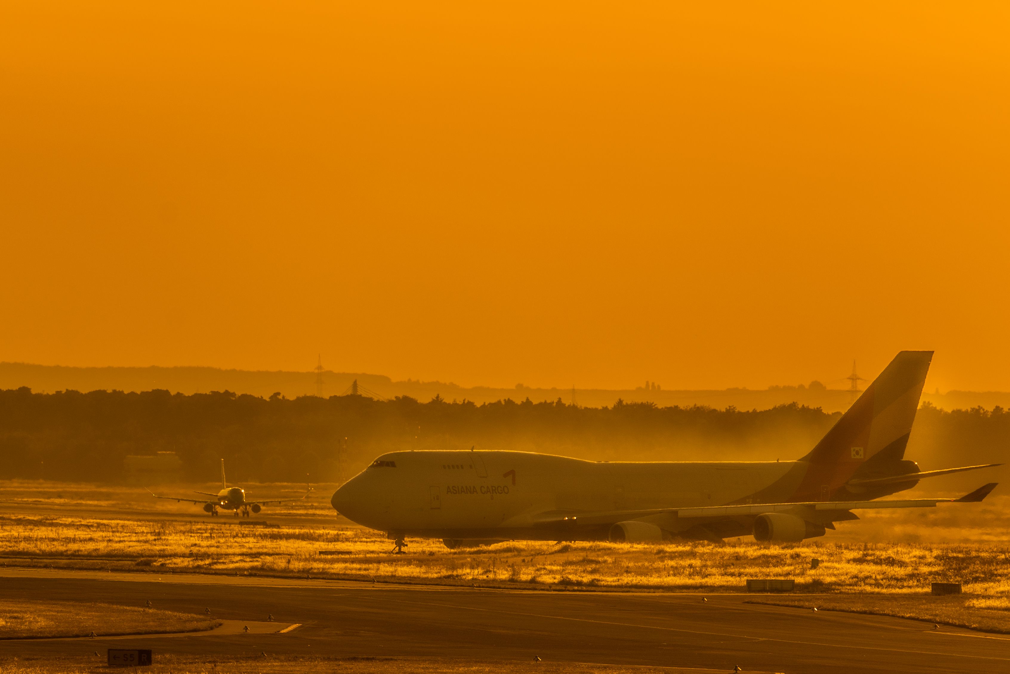 Boeing 747-8F Cargo Plane Extending the Landing Gear · Free Stock Photo