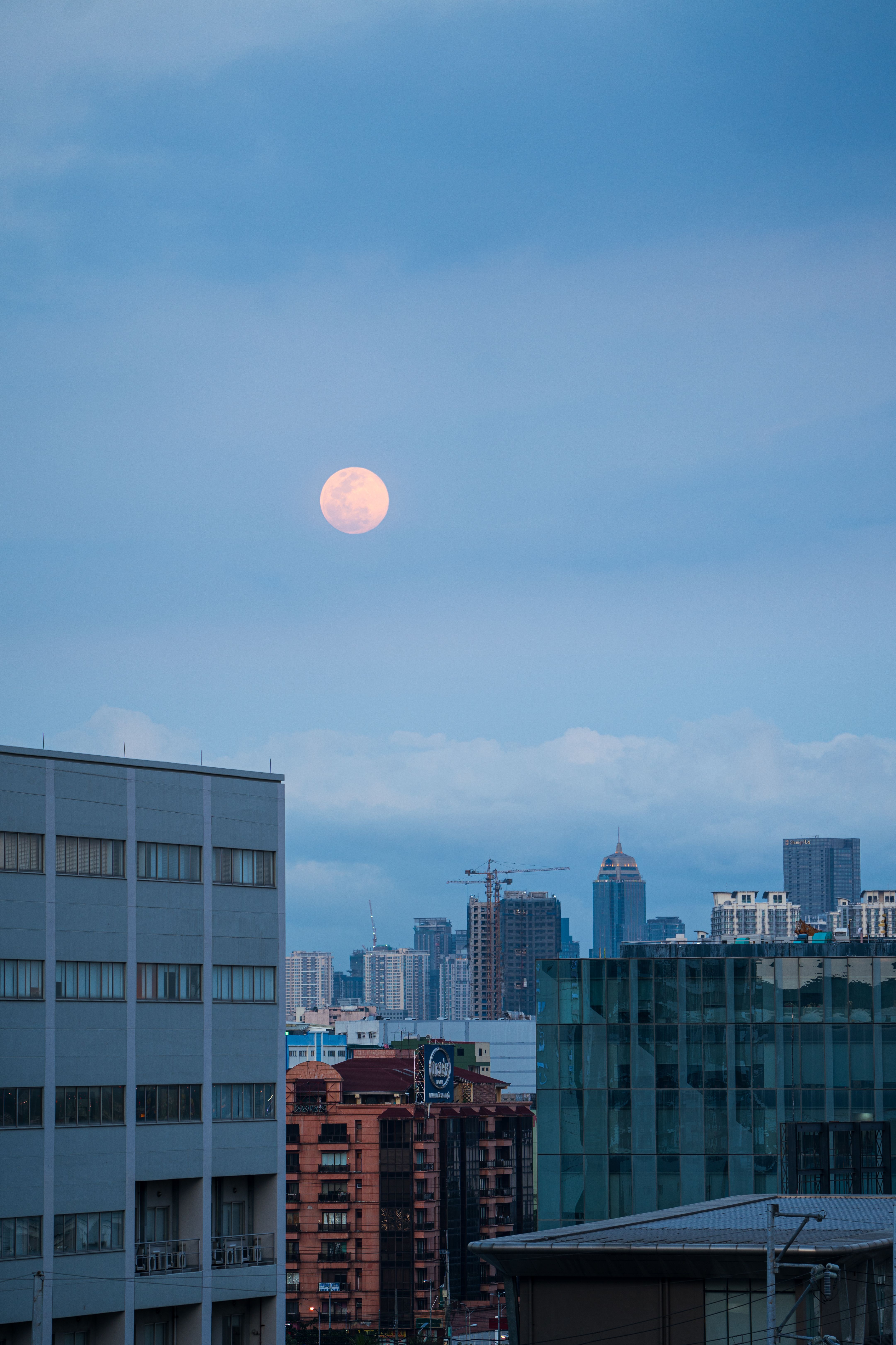Moon over City · Free Stock Photo
