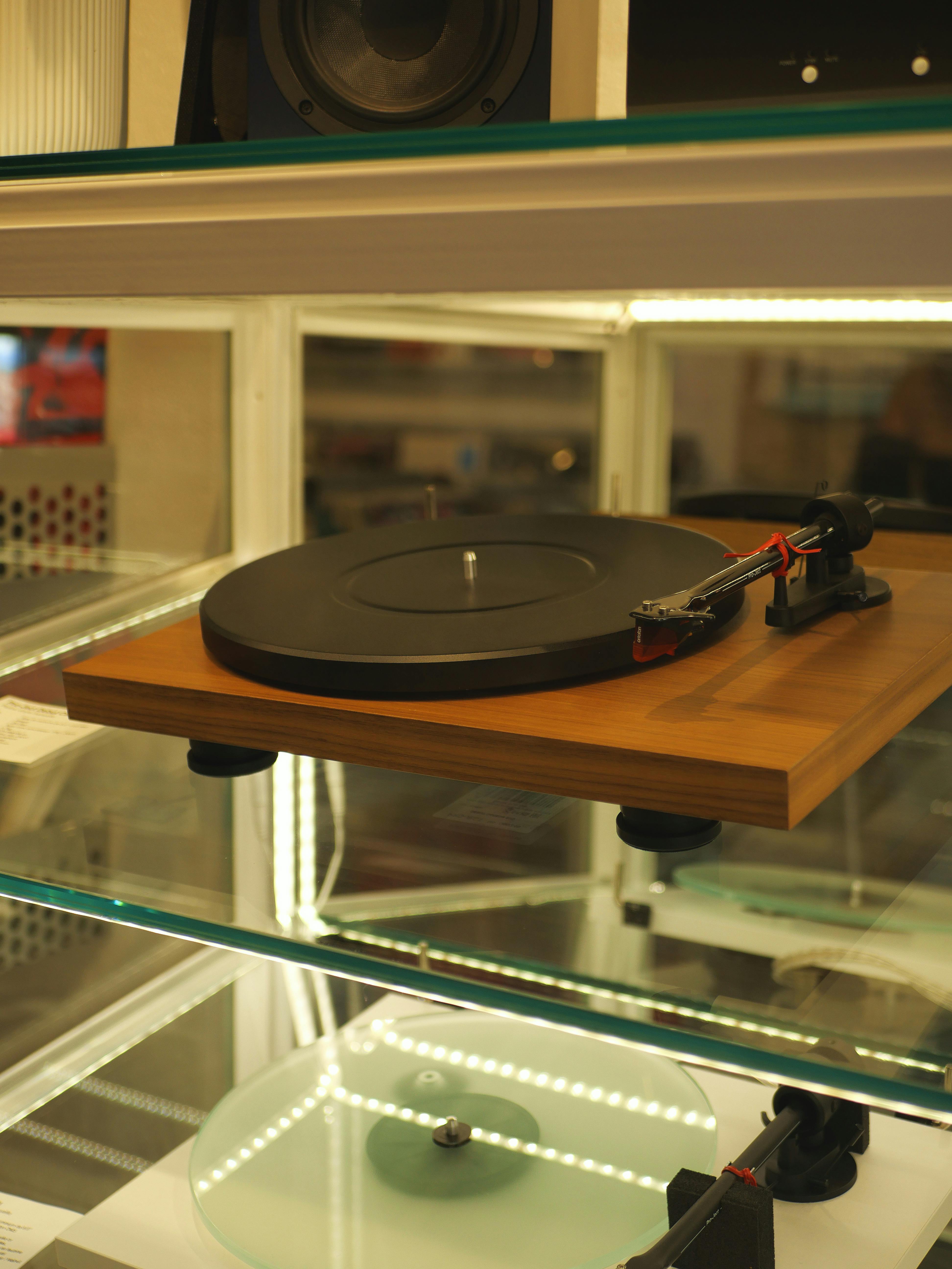 Record Player on Display · Free Stock Photo