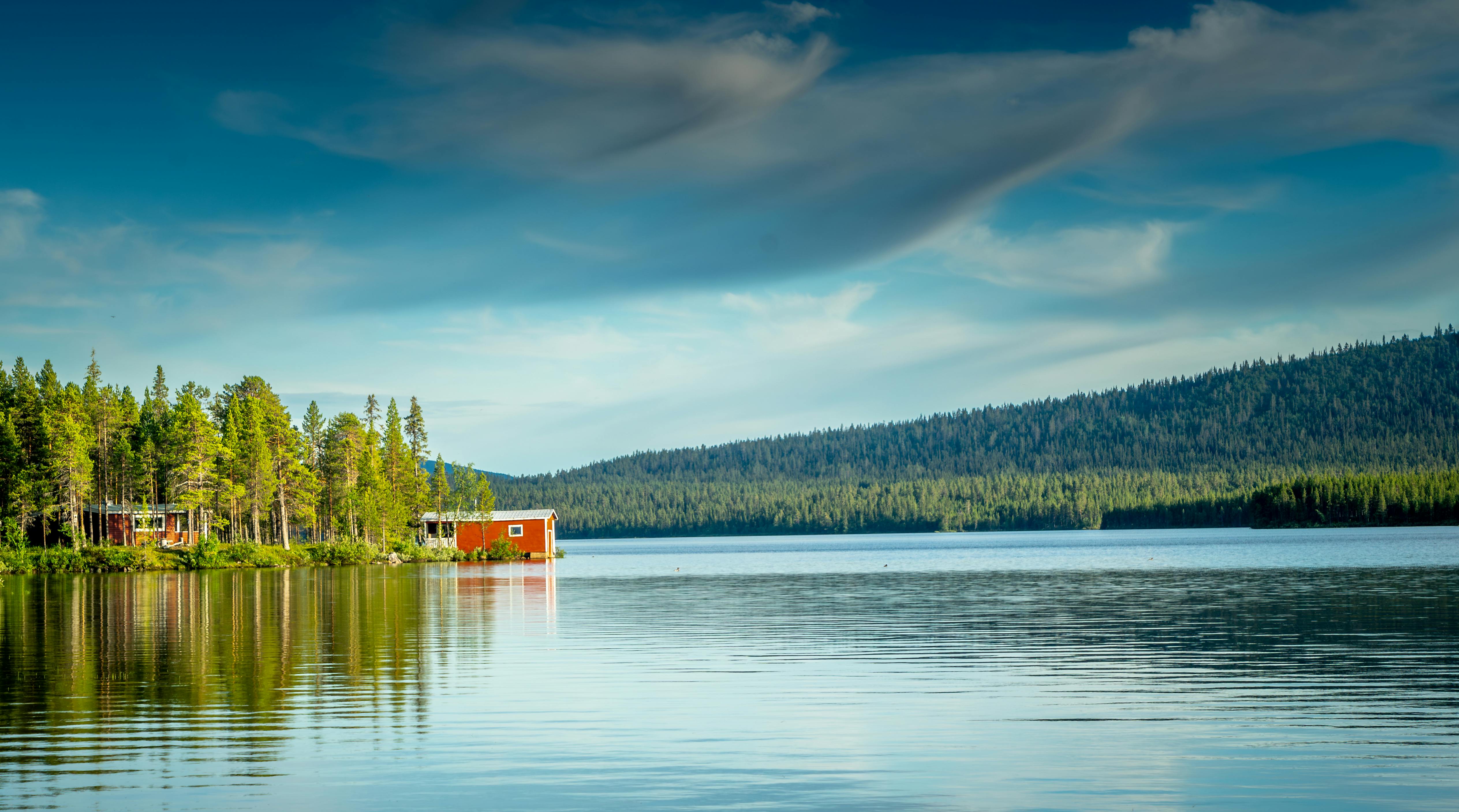 Red House by Lake · Free Stock Photo