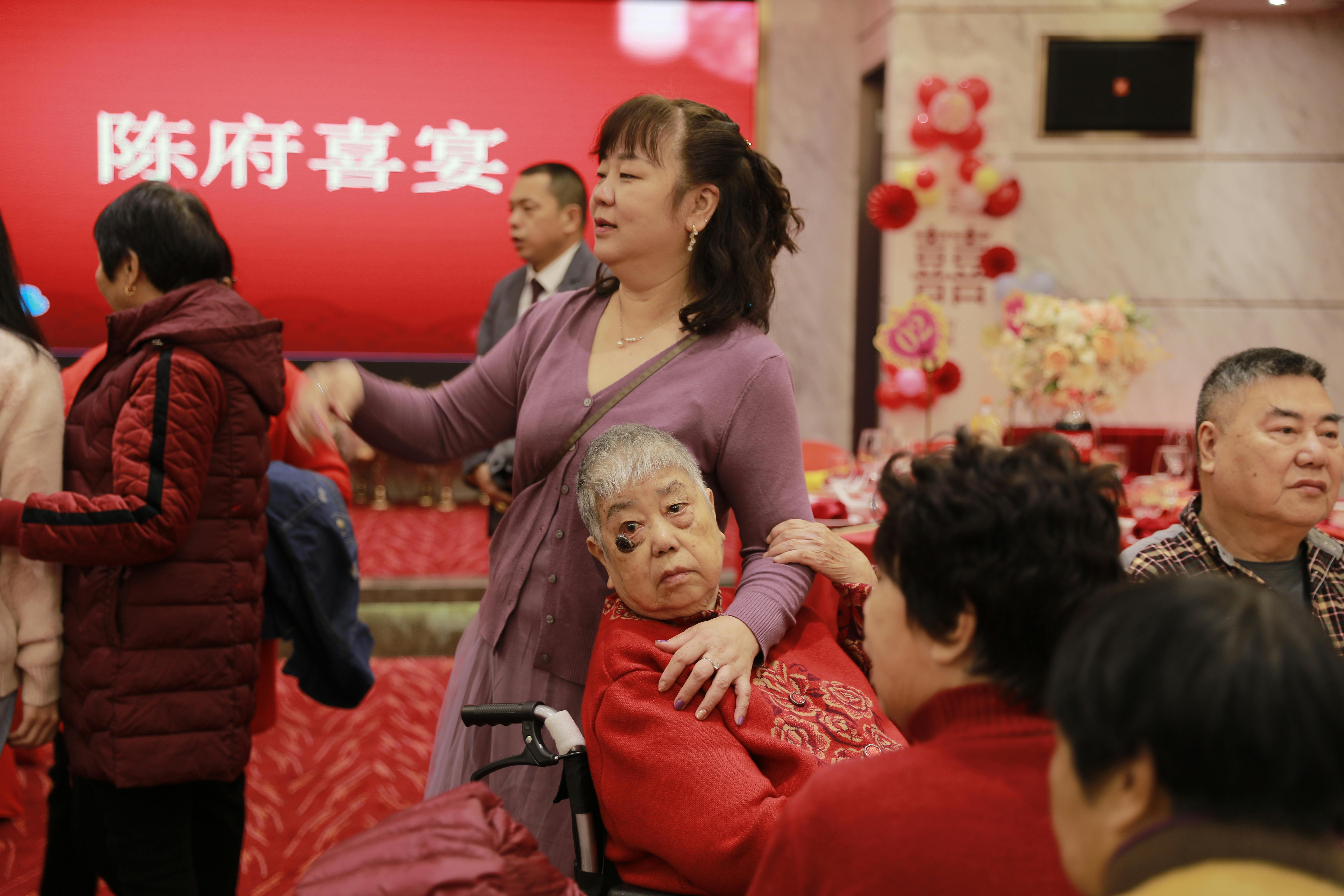 A Group Of Happy Chinese People Photos, Download The BEST Free A Group ...