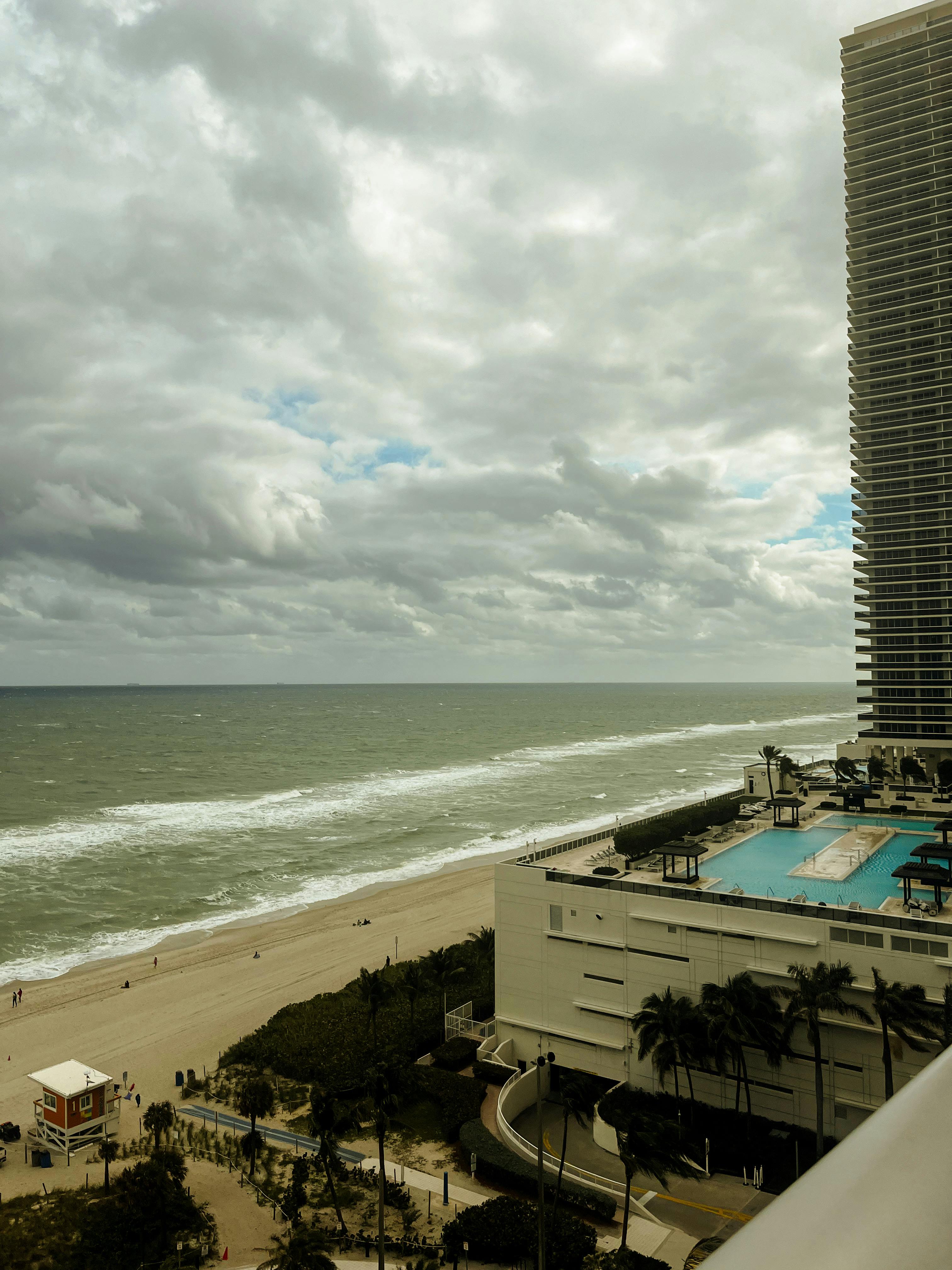 Beach and Skyscraper · Free Stock Photo