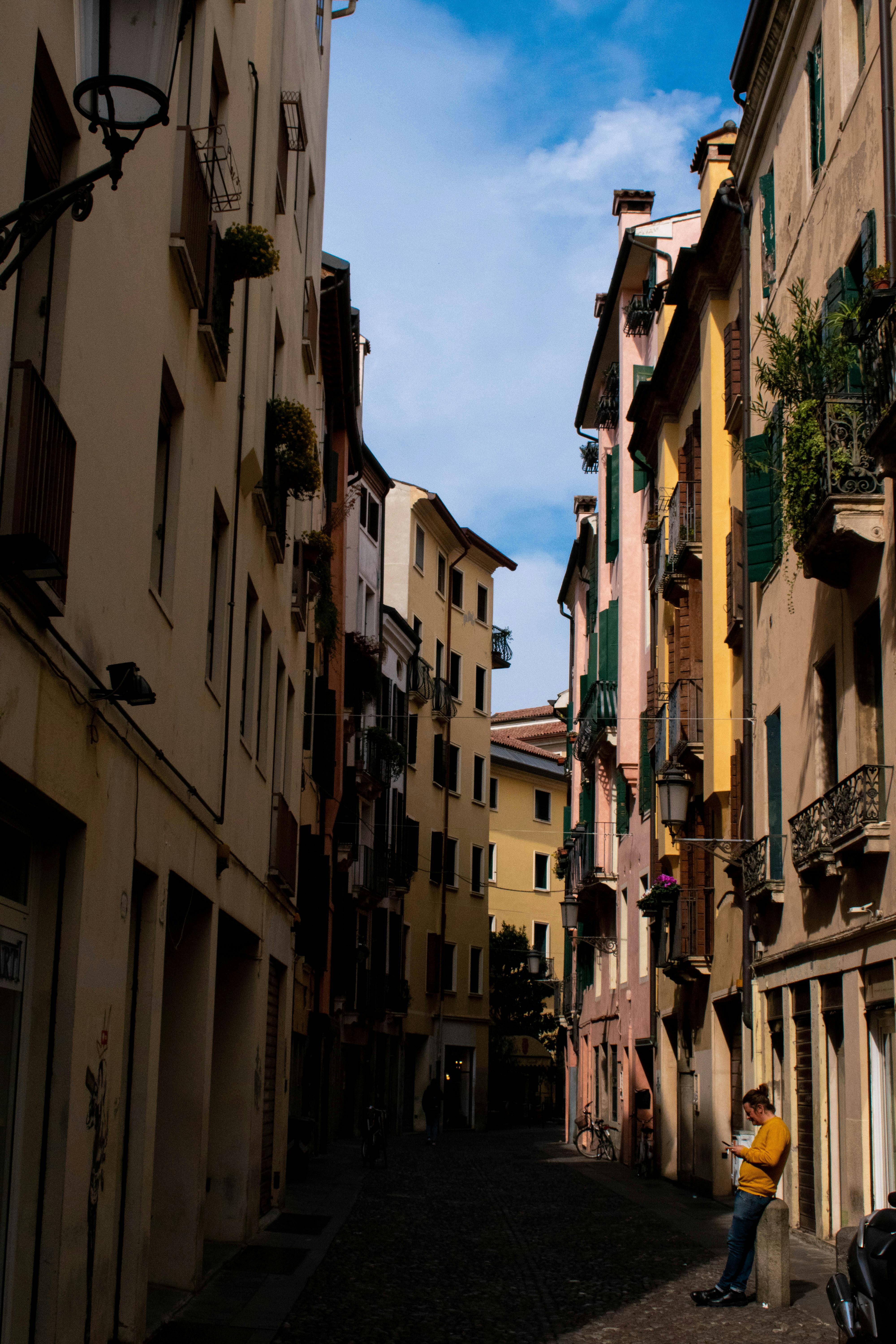Tenements in a Narrow Alley in Venice · Free Stock Photo