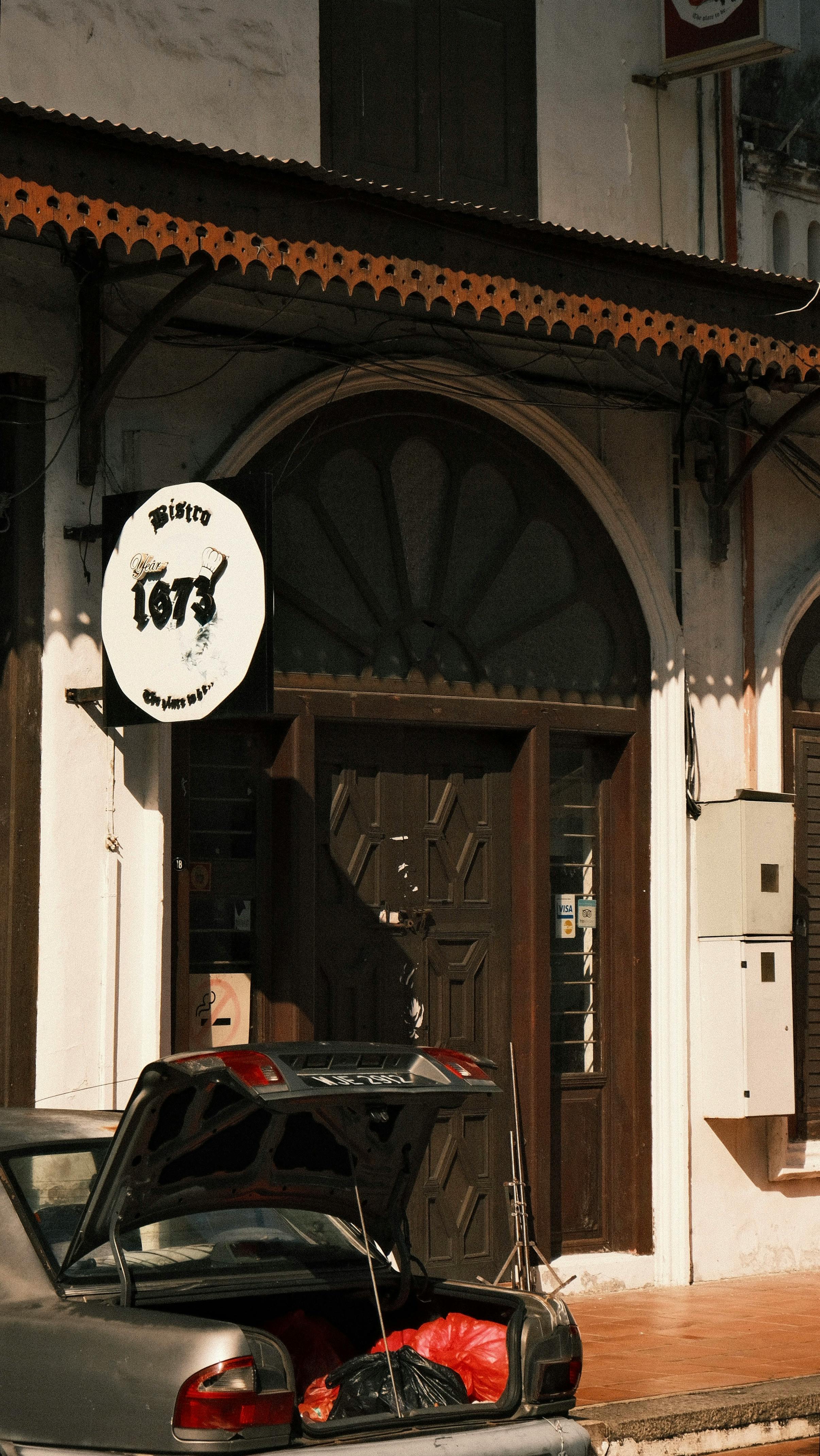 Car near Building Wall · Free Stock Photo