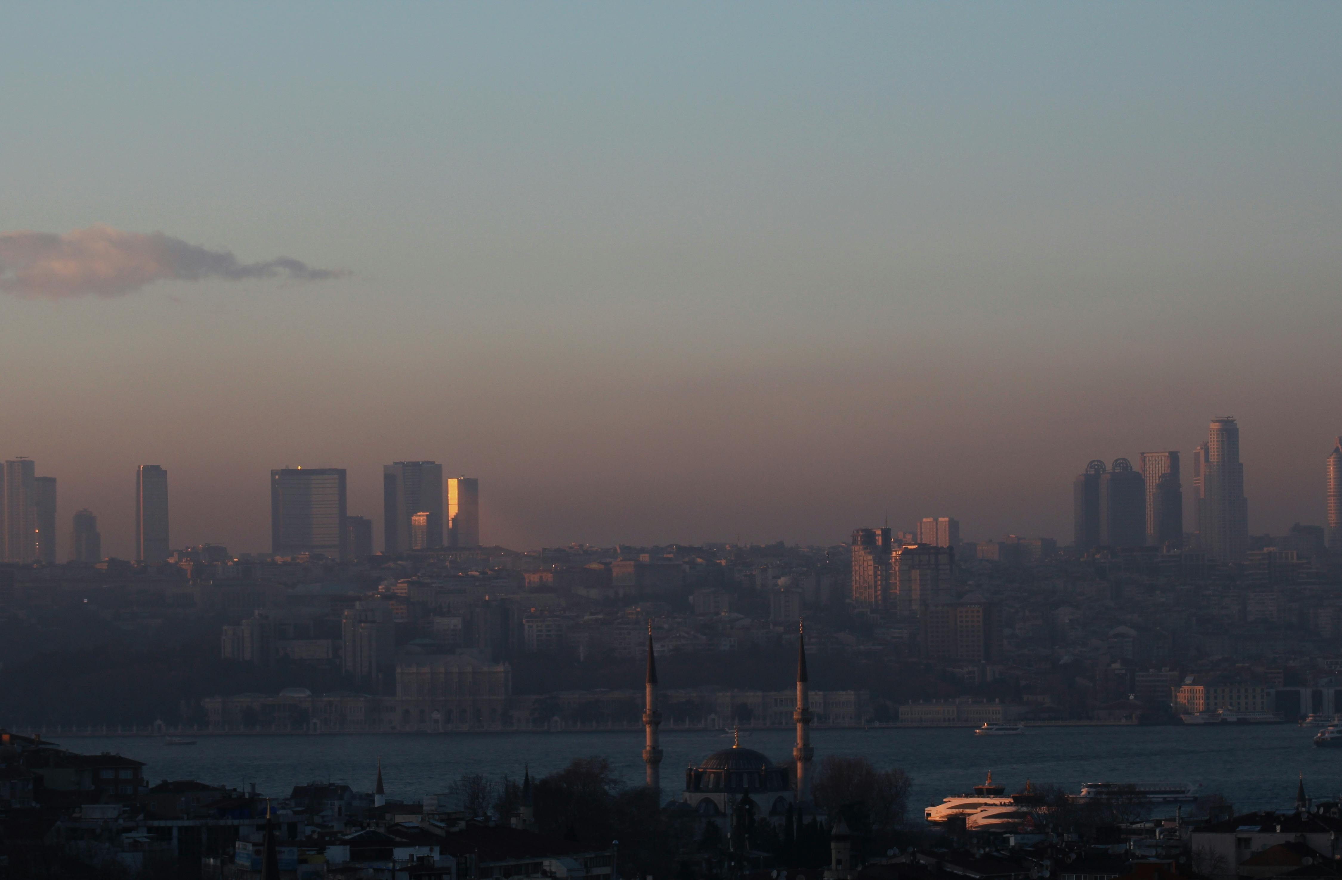 Smog-covered City by the River · Free Stock Photo