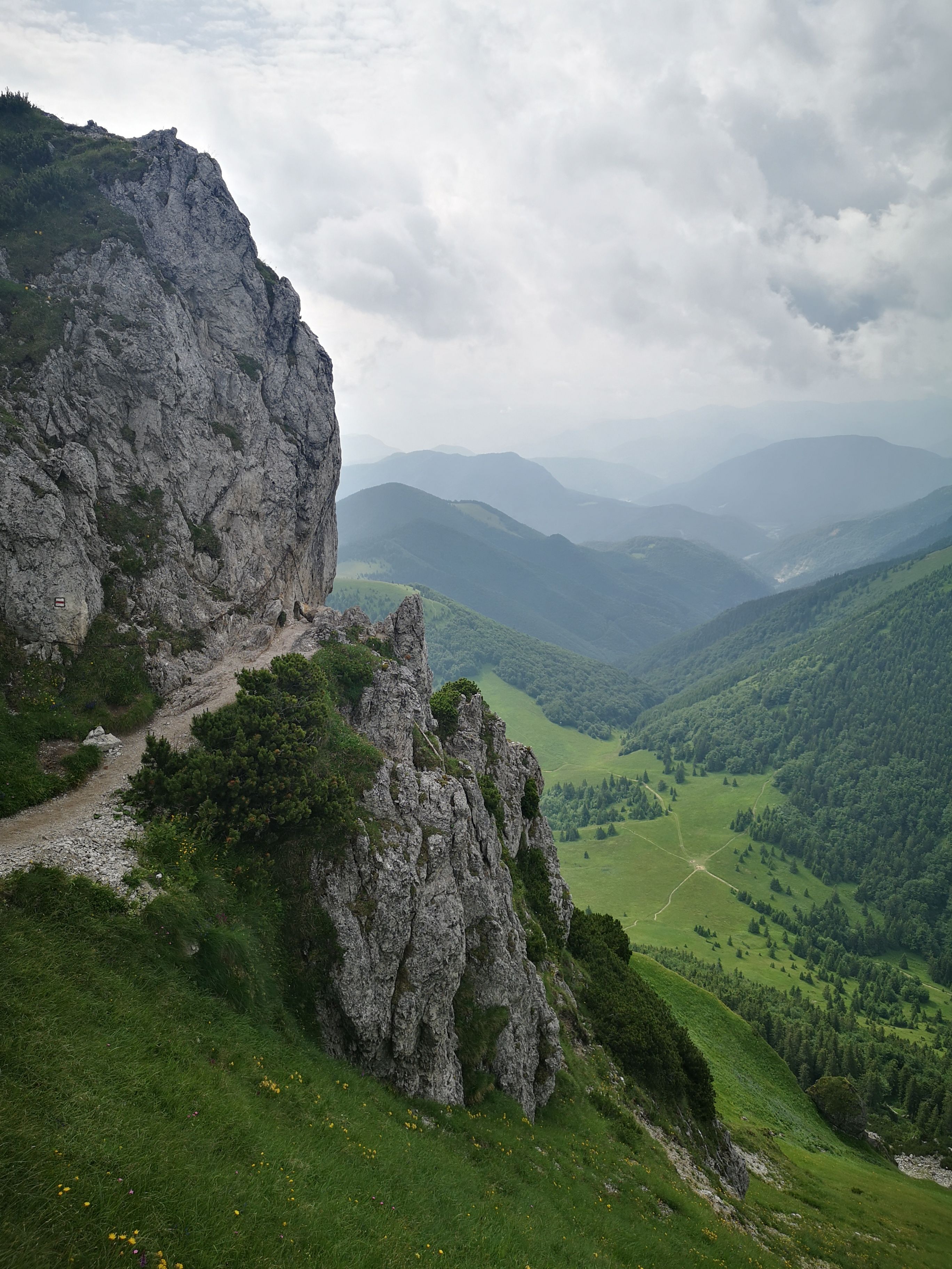 Cliffside in Mountains · Free Stock Photo