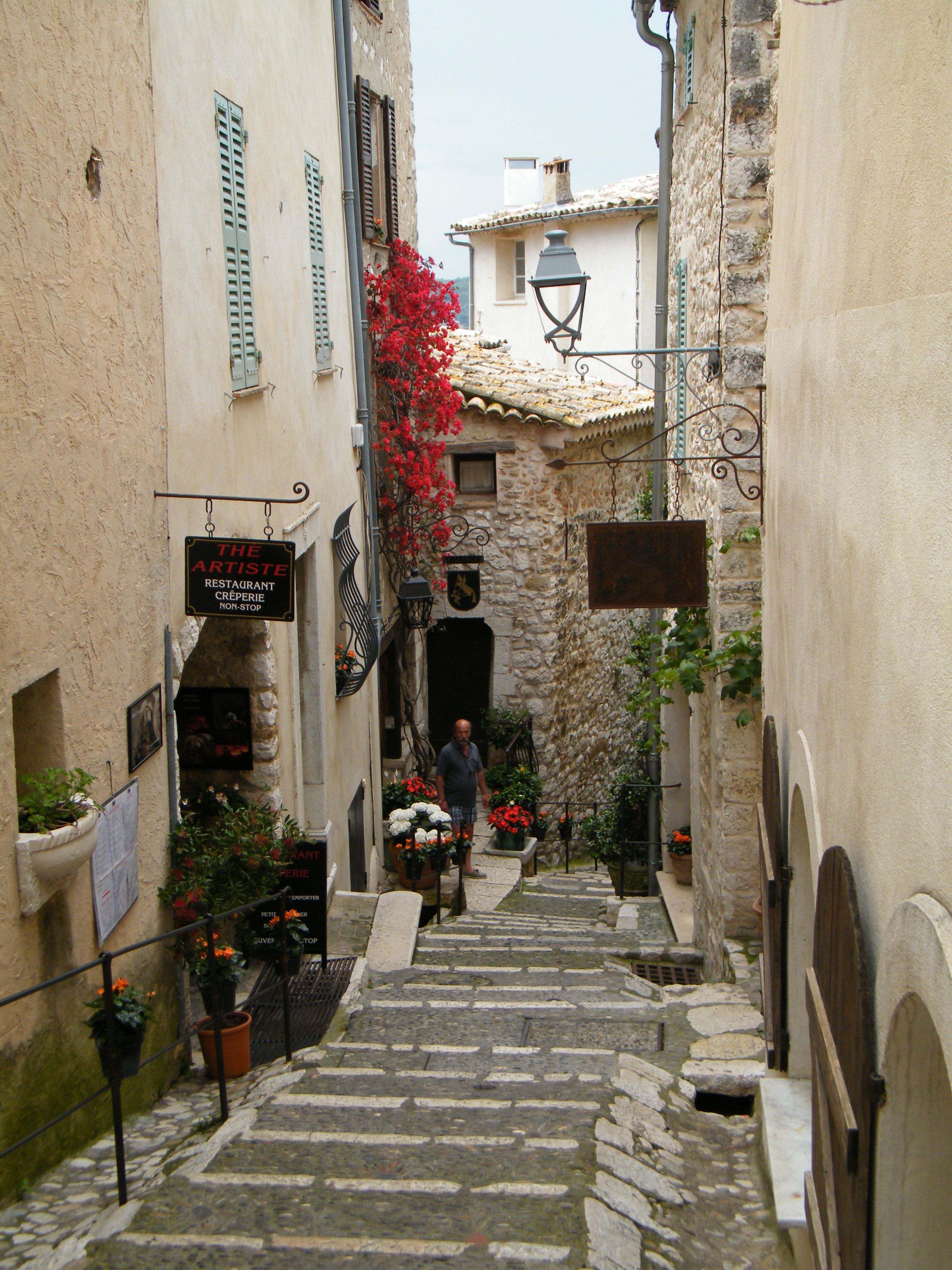 Traditional Building in Narrow Alley · Free Stock Photo