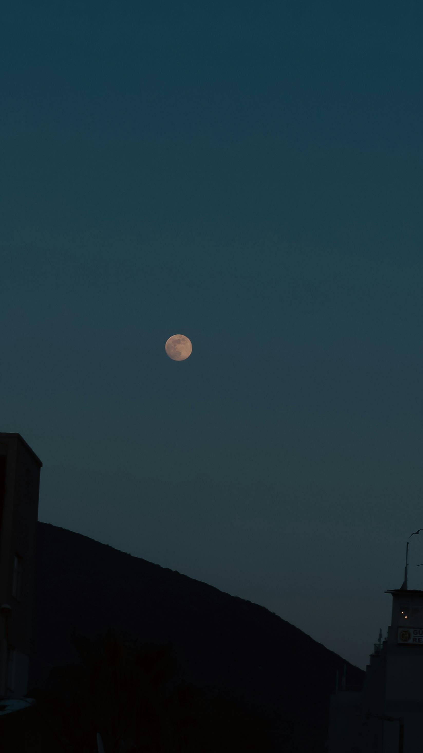 Full Moon over Buildings · Free Stock Photo