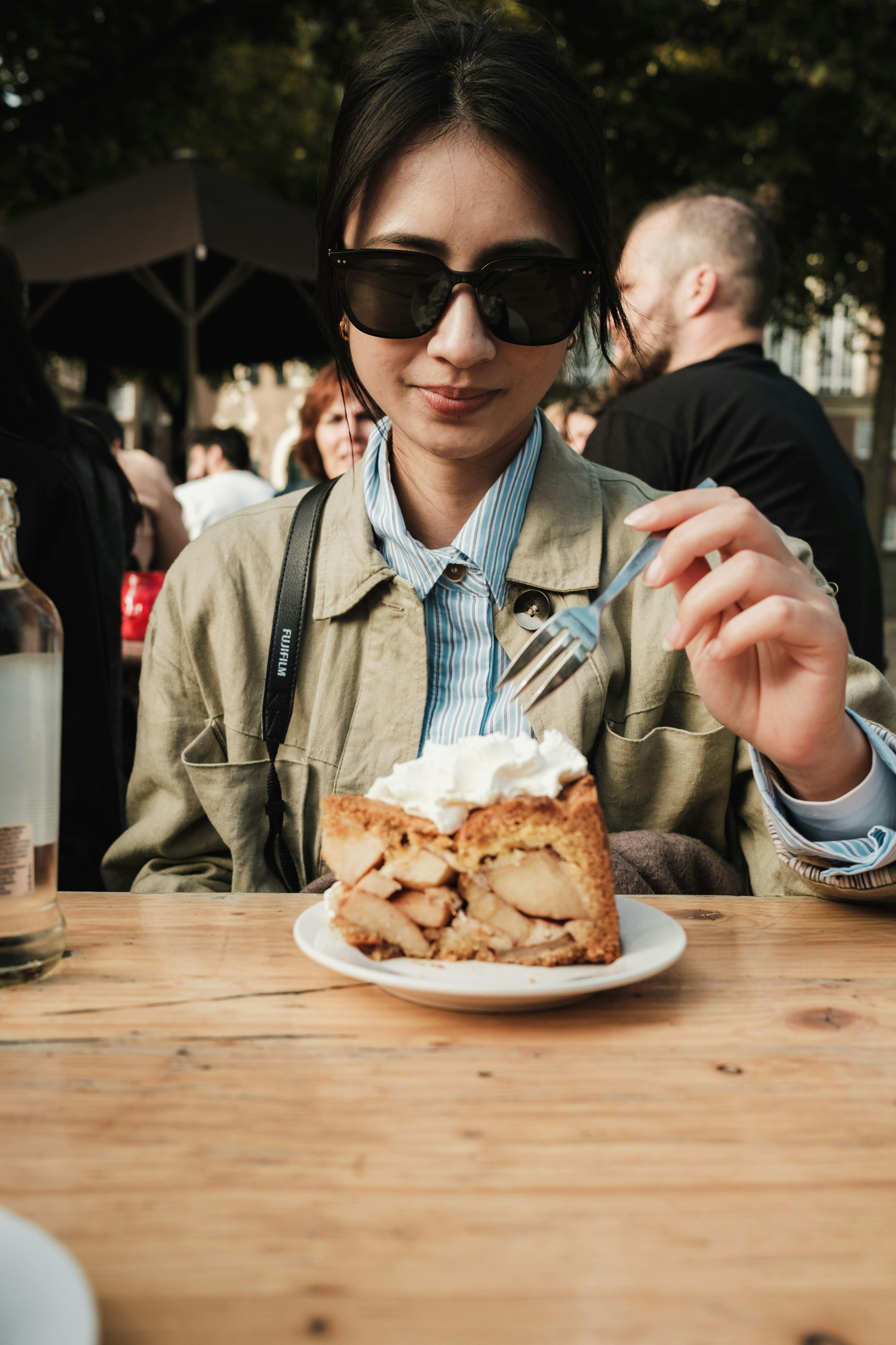 Cake Eating Photos, Download The BEST Free Cake Eating Stock Photos ...