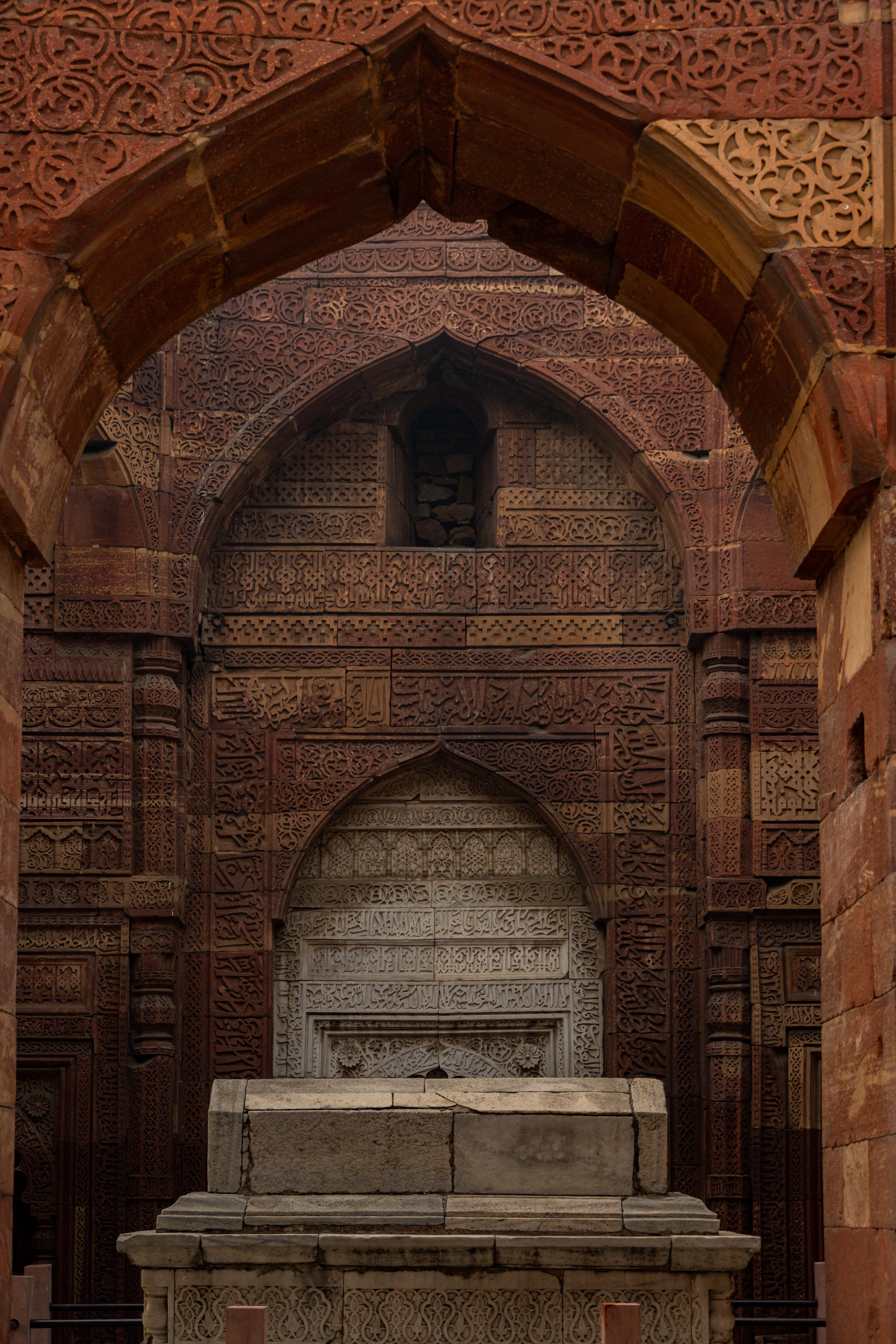 A tomb in the middle of a courtyard with arches · Free Stock Photo