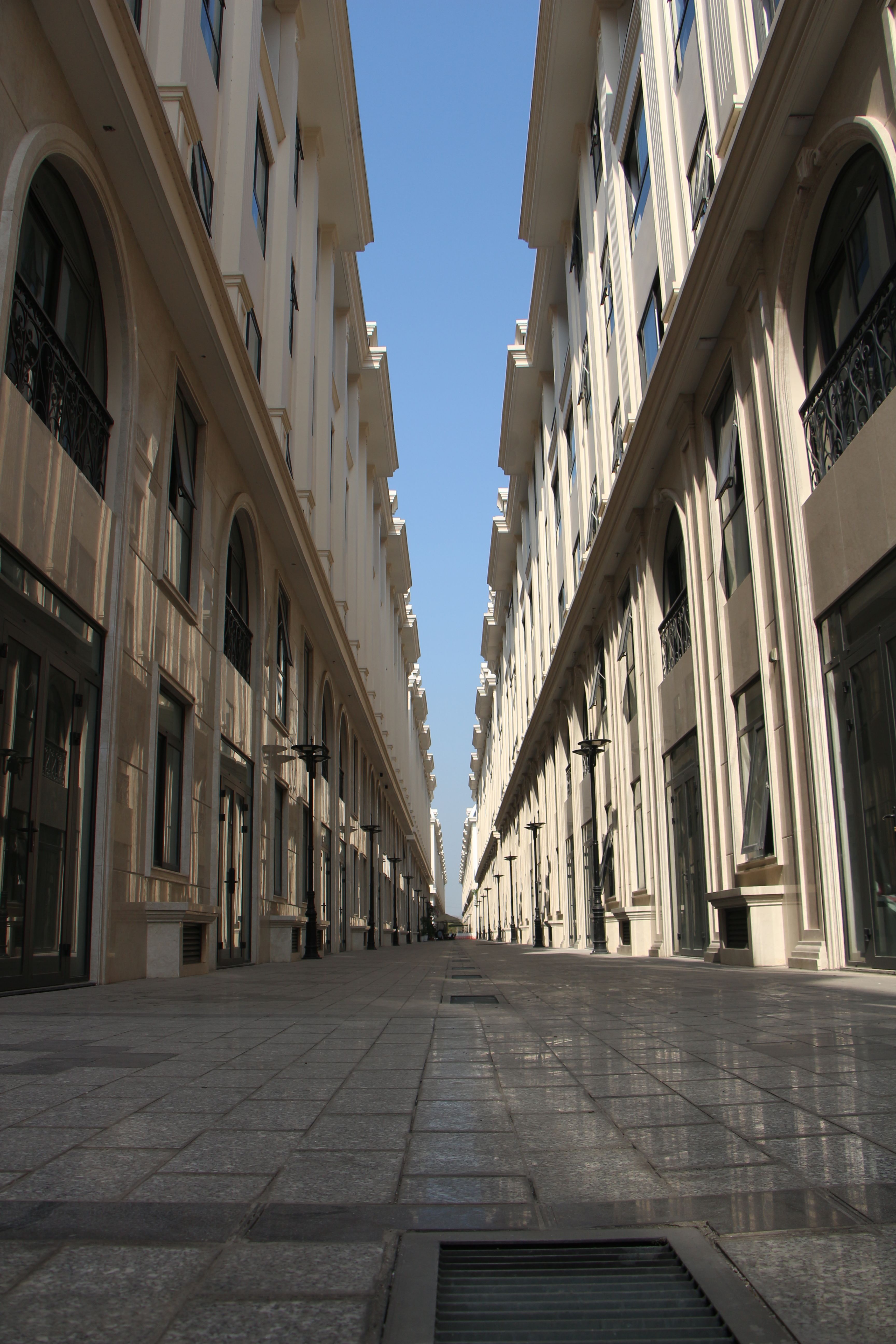 Old Town Buildings in Dimiishing Perspective · Free Stock Photo